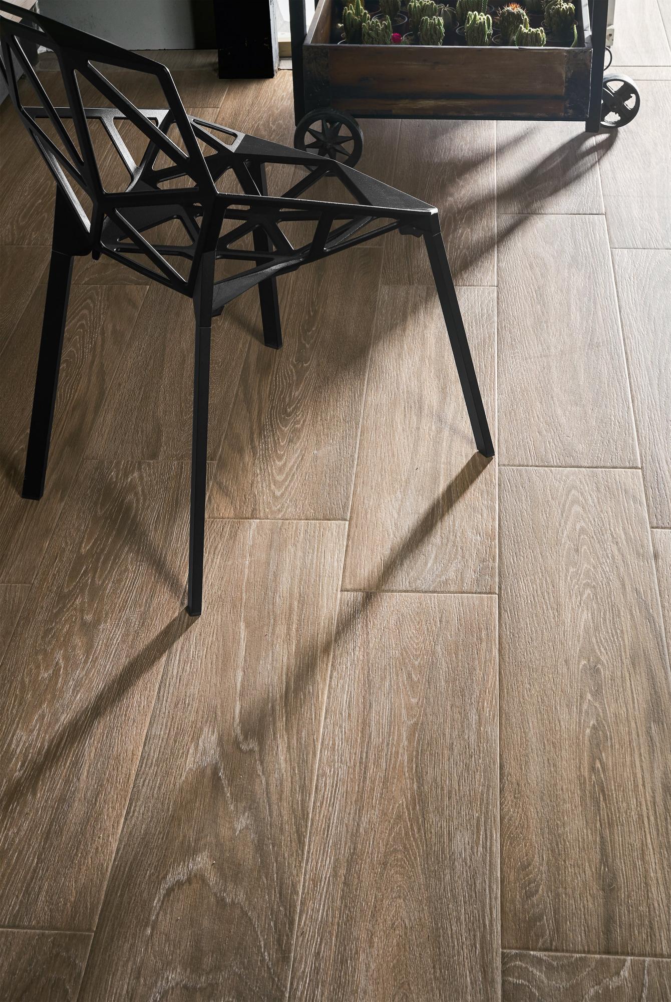 Suelo porcelánico efecto madera marron Rovere 22.9x90 cm | Leroy Merlin