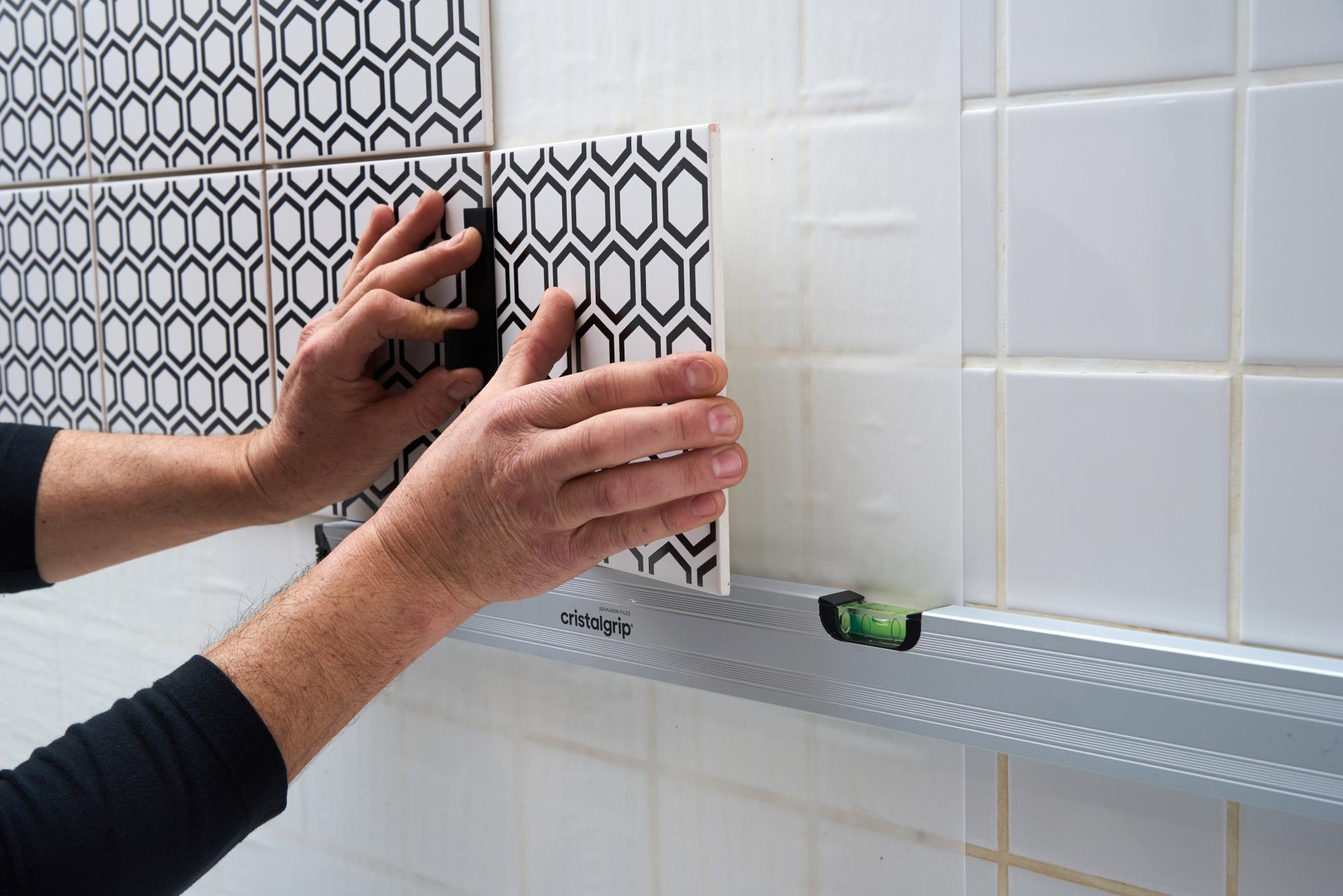 Poser un carrelage mural sans colle (45min - 1h) | Leroy Merlin