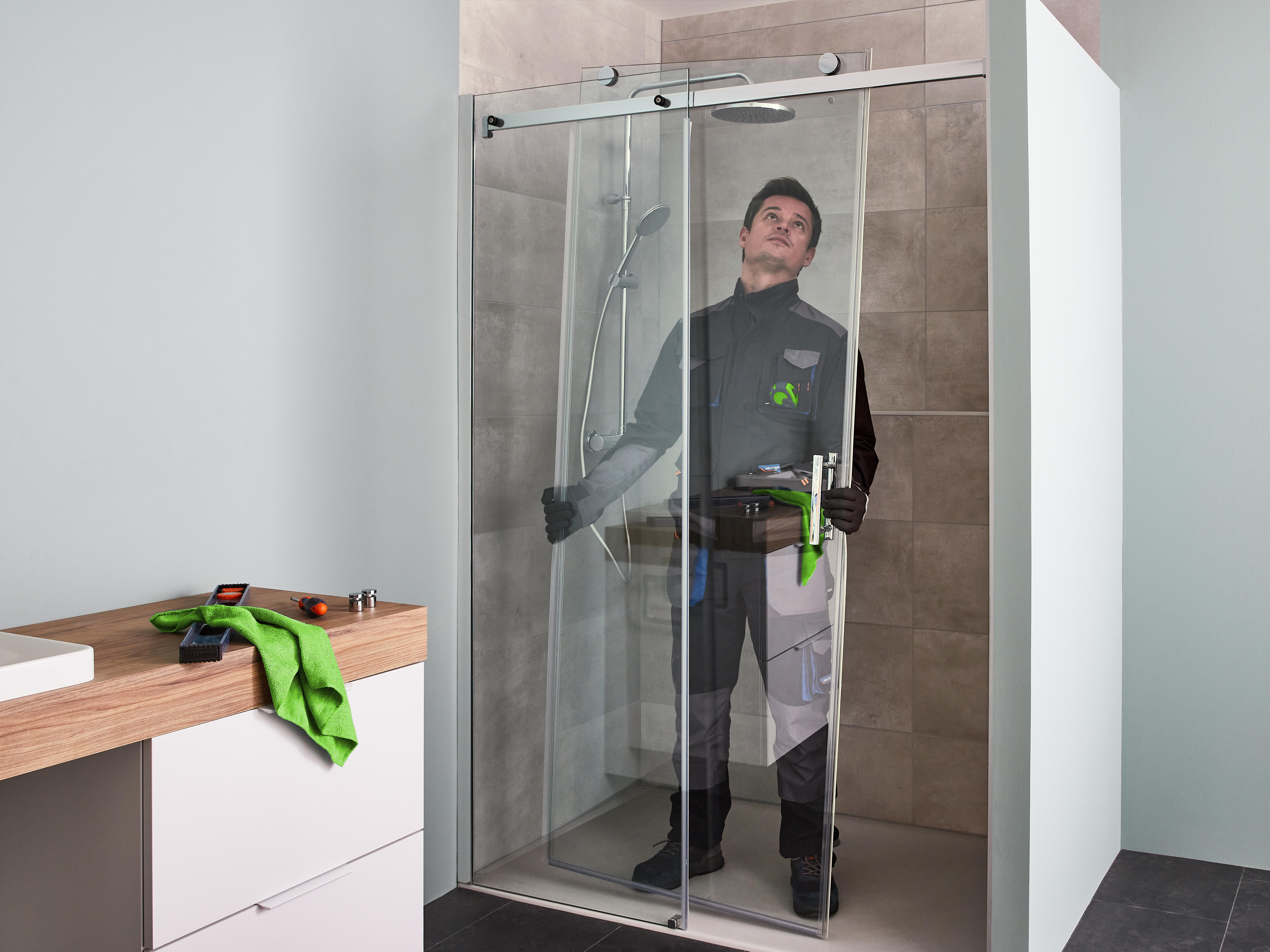 Installer une porte de douche battante ou pivotante | Leroy Merlin Installer une porte de douche battante ou pivotante | Leroy Merlin