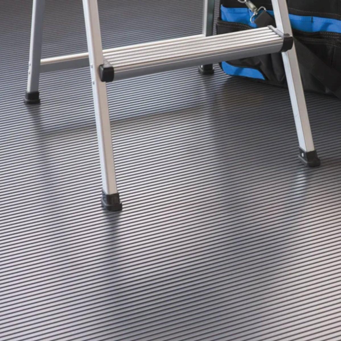 Pavimento pvc in rotolo effetto Tinta unitanero Righe H 1.5 m | Leroy ...