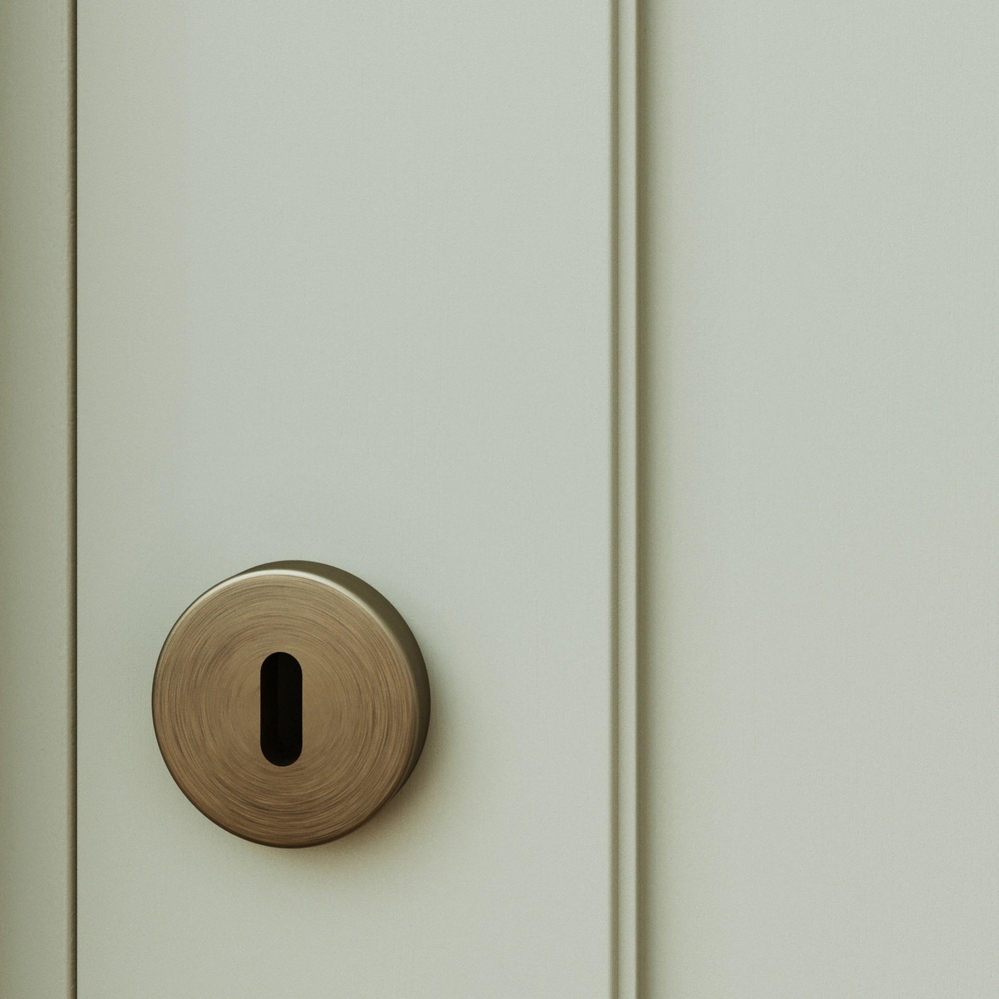 Maniglia su rosetta con bocchetta INSPIRE Agata in alluminio ottone ...