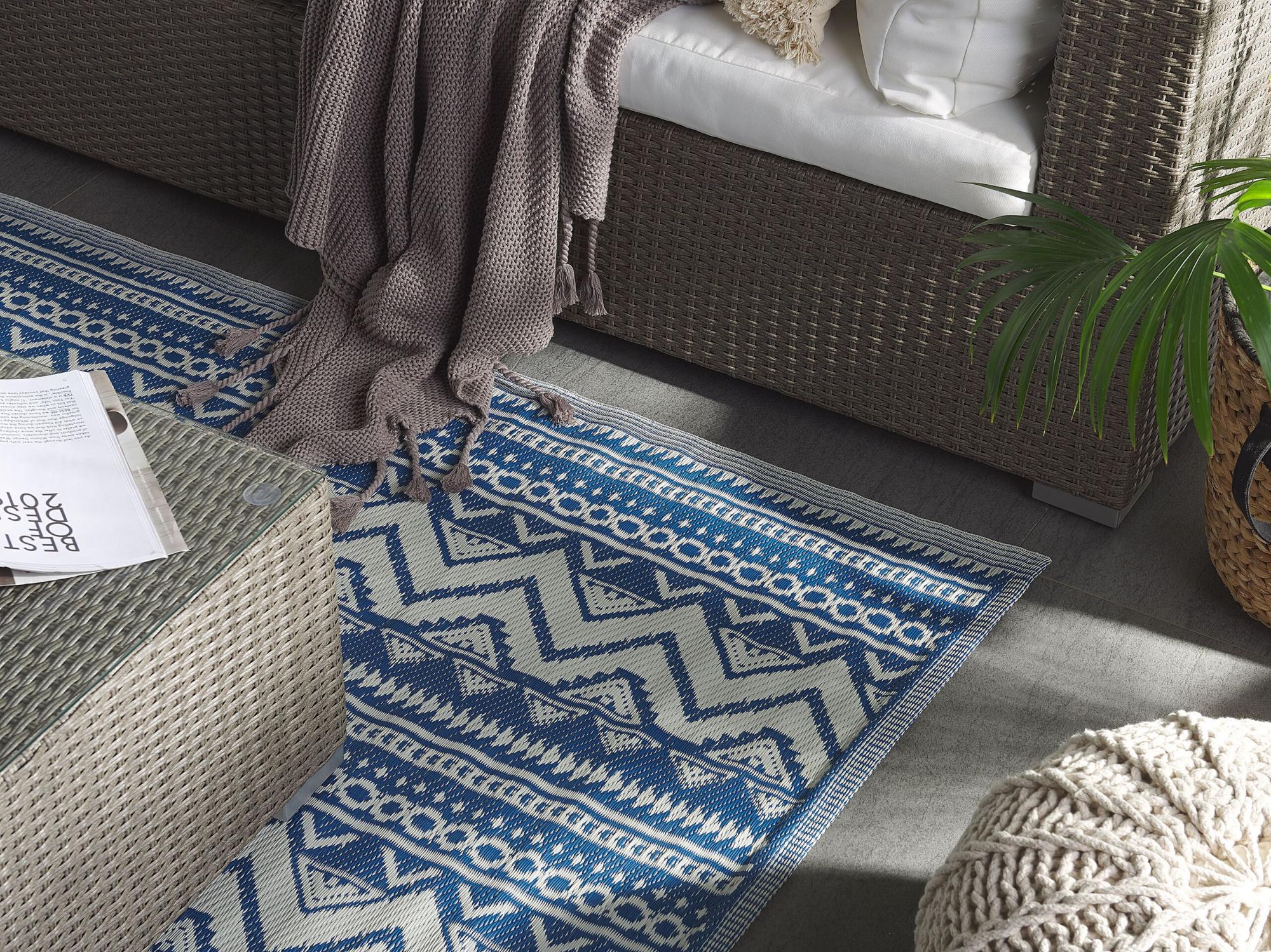 Tappeto da esterno blu con motivo geometrico 120 x 180 cm NAGPUR ...