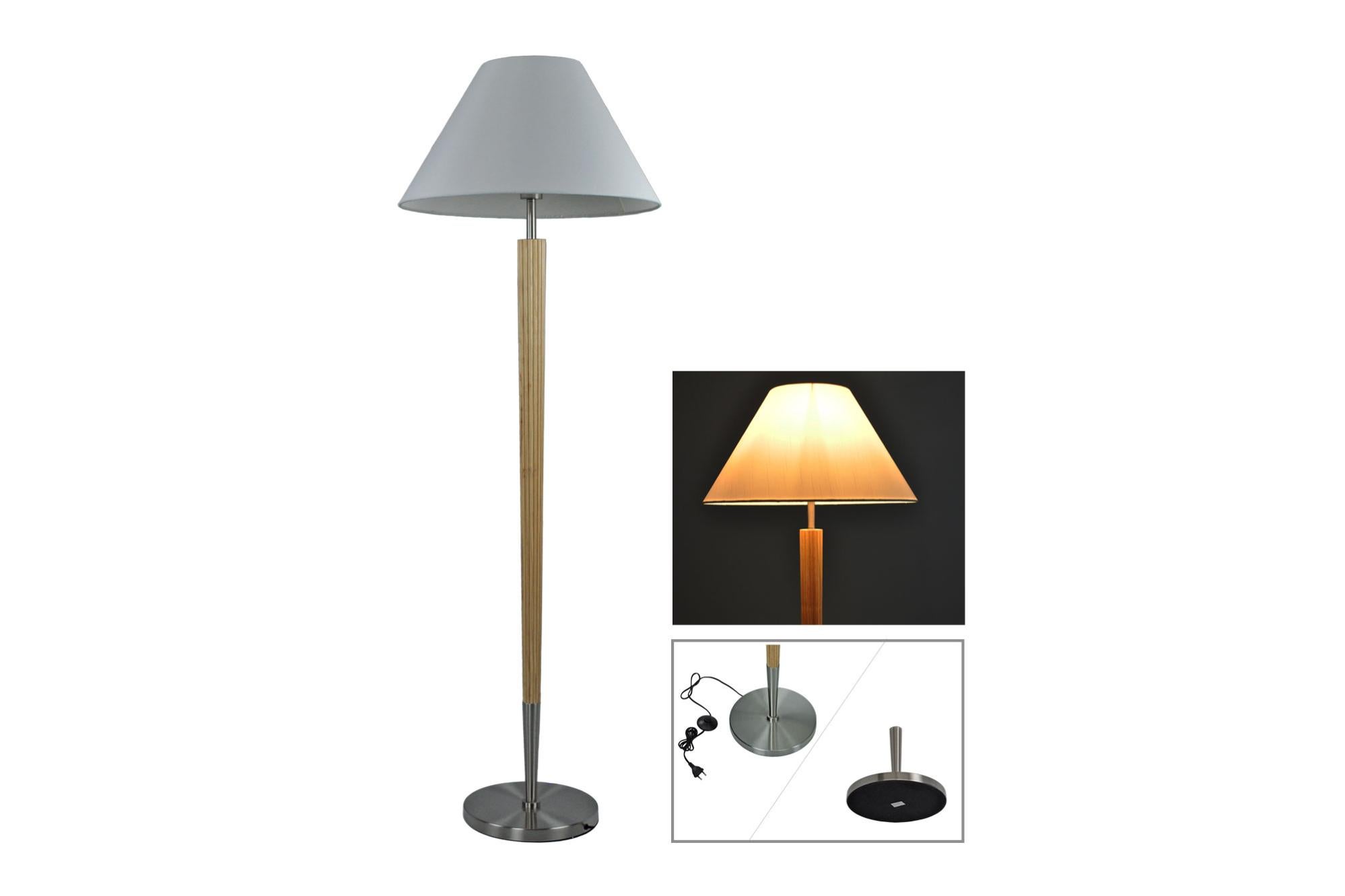 Lampada da terra Margot, piantana con asta scanalata in legno naturale ...