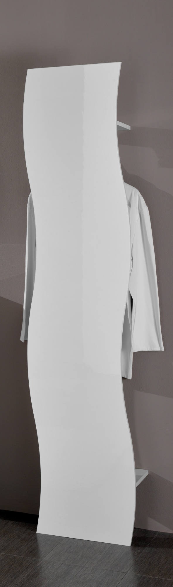 Perchero vertical ondulado, Made in Italy, con perchero y estantes ...