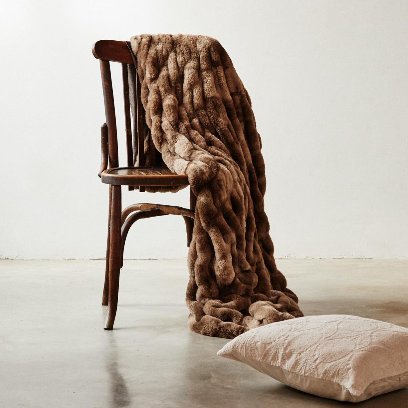 Plaid pelo fruncido marrón 150x250 | Leroy Merlin