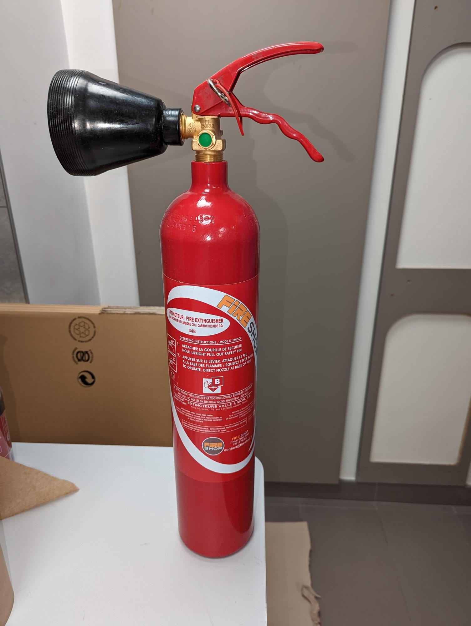 CO2 2 kg Forme L Extincteur Support mural pour CO2 | Leroy Merlin