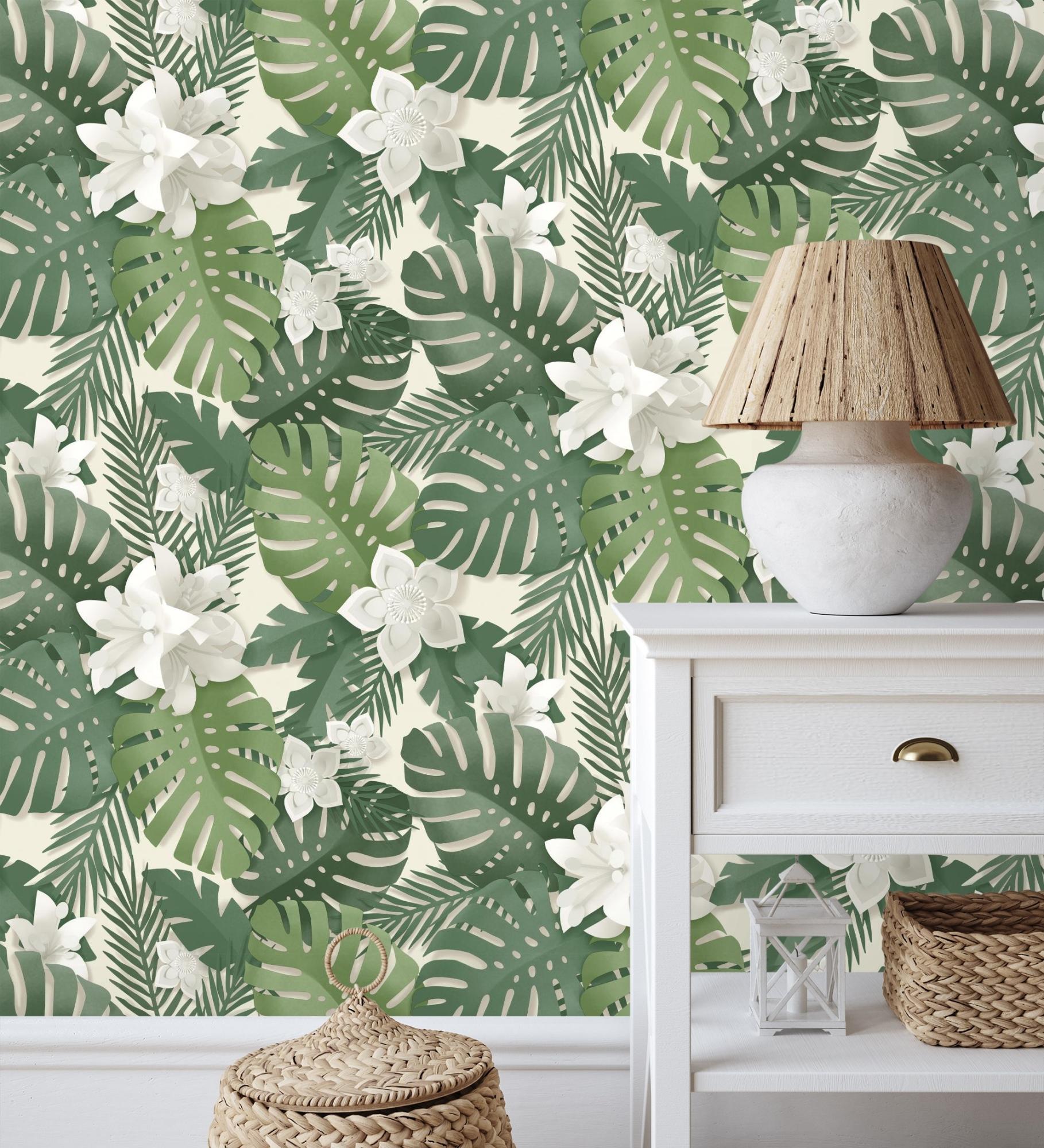 Carta da parati di foglie e fiori tropicali con toni verdi e bianchi ...