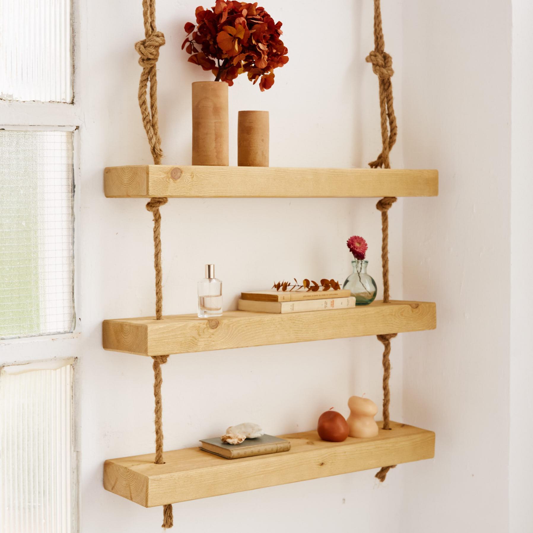 MAKEMBA Scaffalatura pensile in legno massiccio color oliva con 3 ...