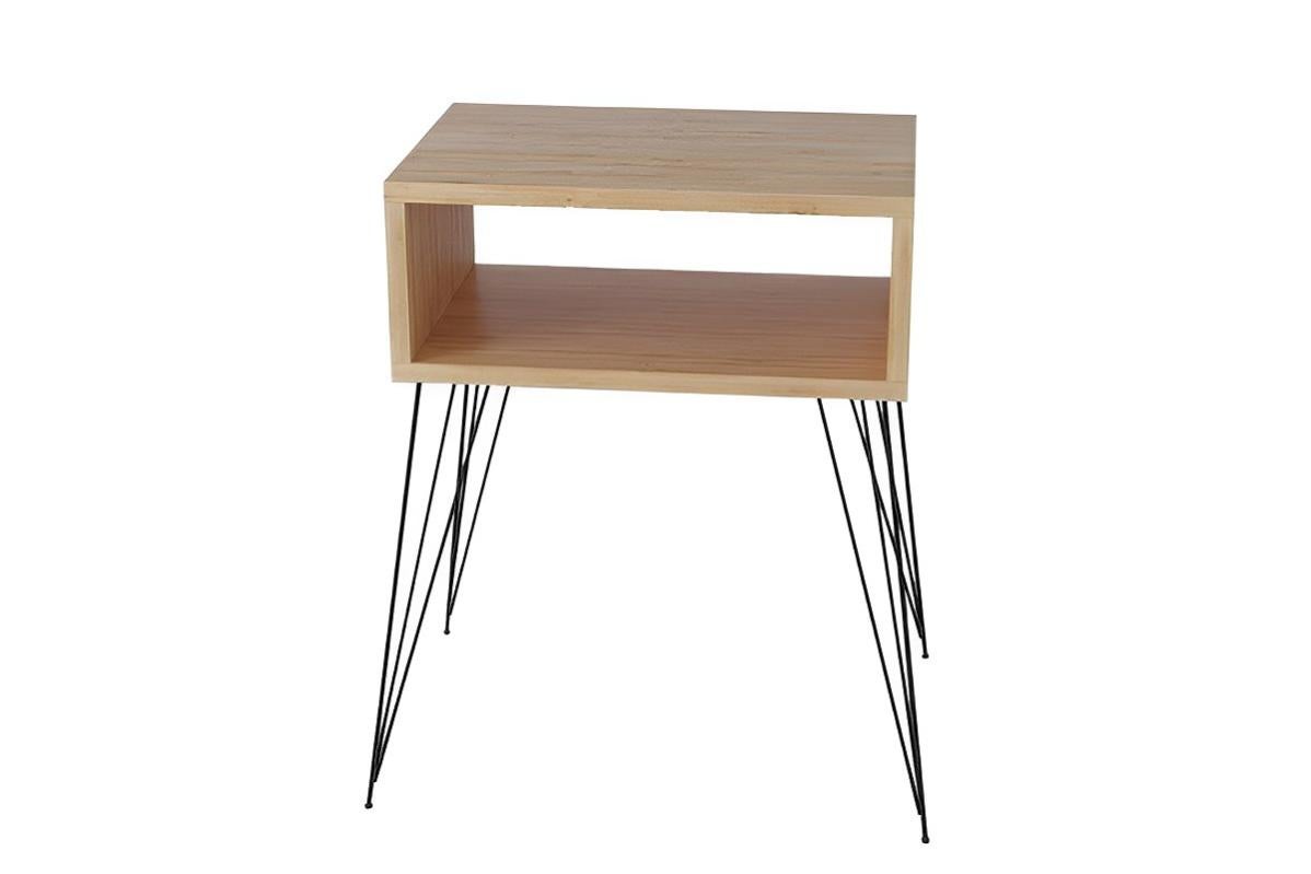 Table de chevet design moderne avec tiroir ouvert en couleur naturelle ...