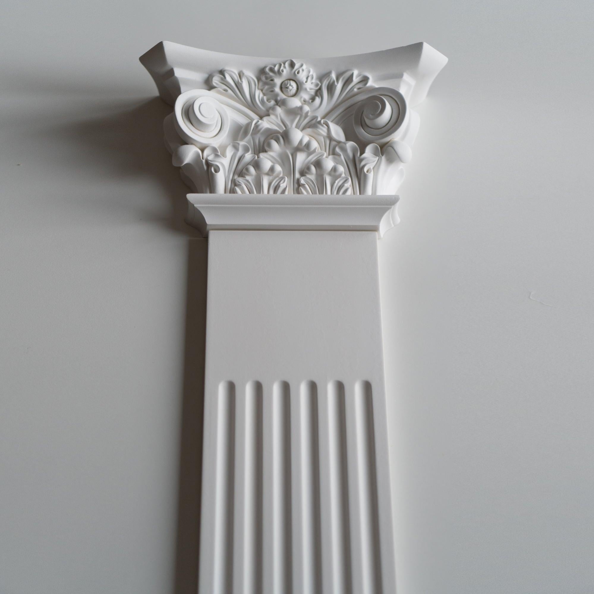 Colonna piatta romana o greca in stile corinzio a parete, pilastro, in ...