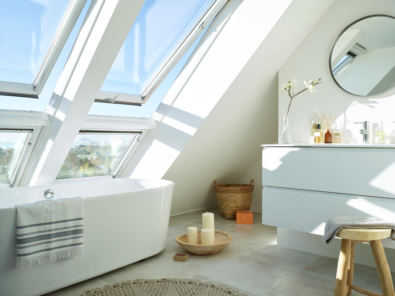 VELUX 78 x 98 Confort EverFinish polyuréthane blanc à rotation GGU MK04 ...