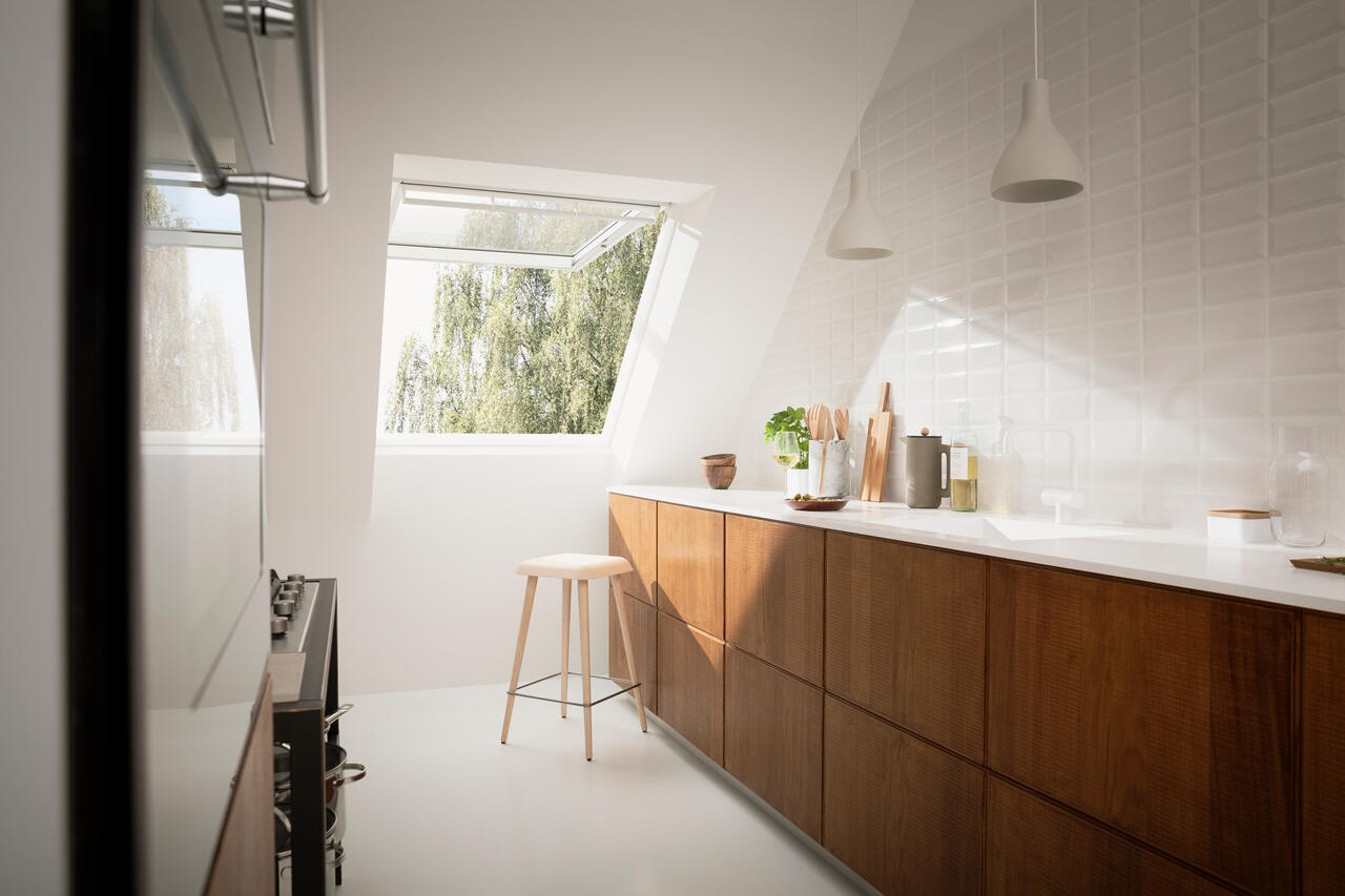 VELUX 55 x 78 Confort EverFinish polyuréthane blanc à rotation GGU CK02 ...