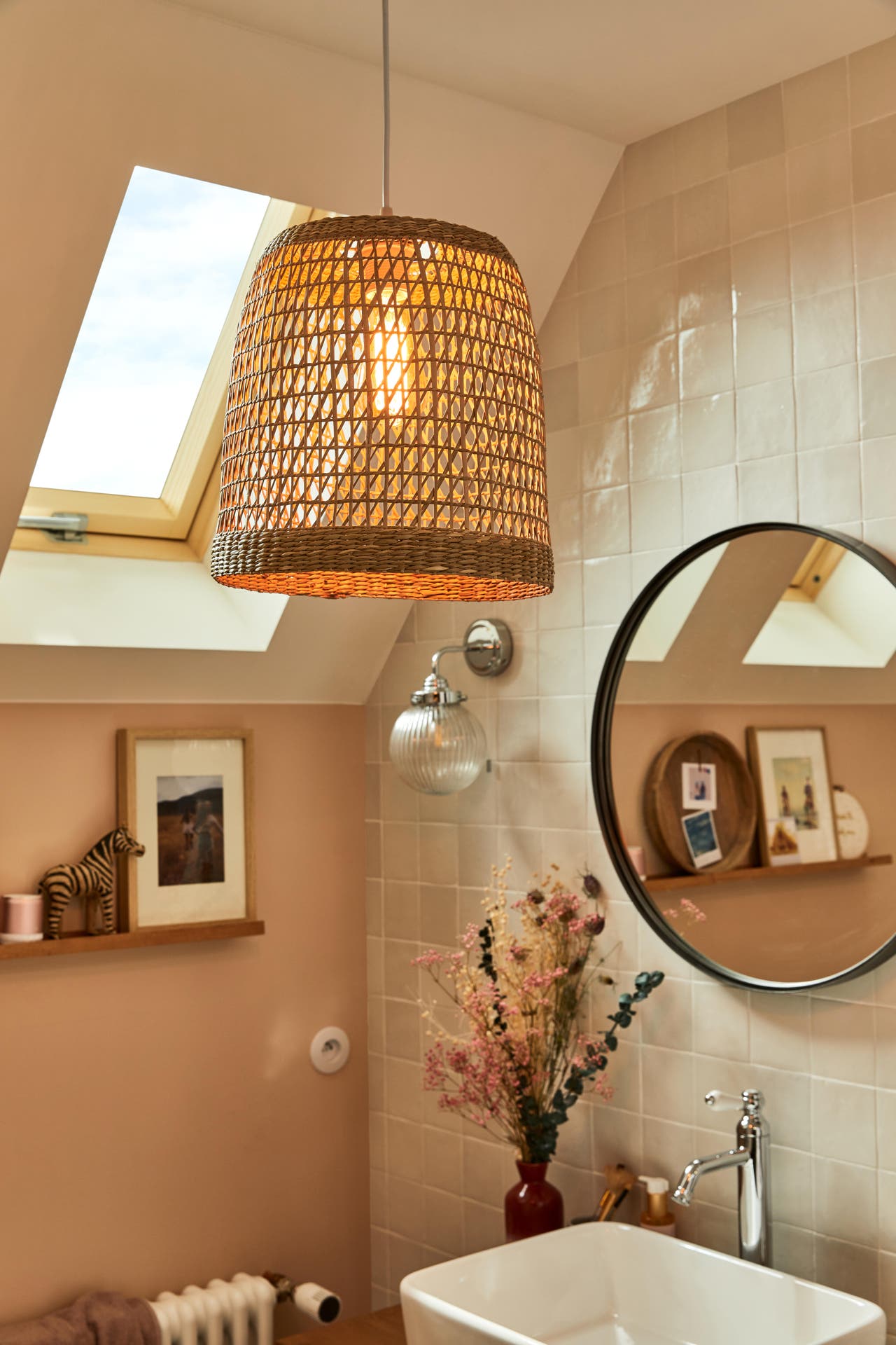 Une salle de bains au naturel avec une suspension en bambou | Leroy Merlin