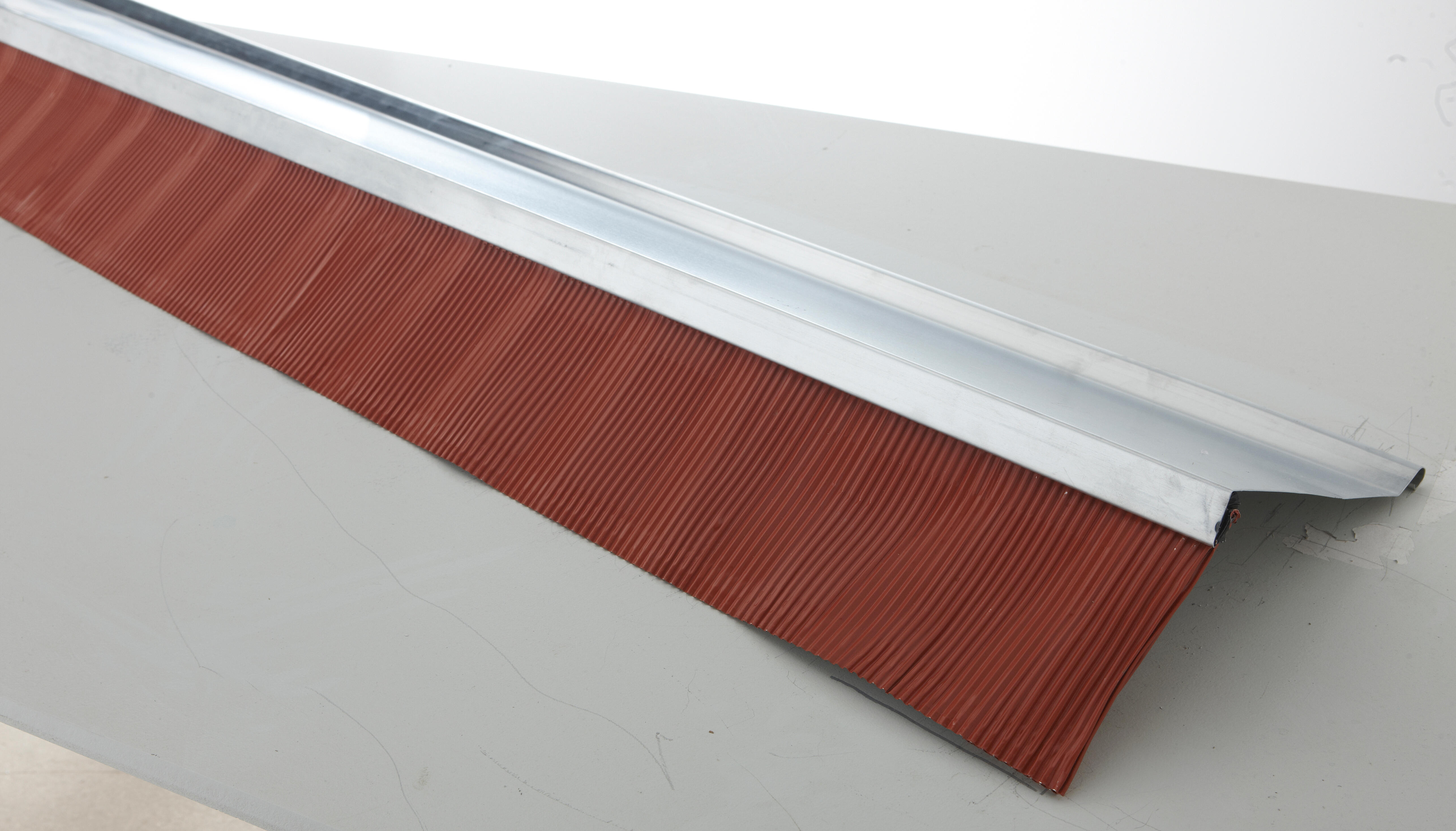 Bande de rive biseau à bavette SCOVER PLUS gris, l.245 mm x L.2 m ...