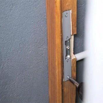 Comment installer une gâche électrique ? | Leroy Merlin