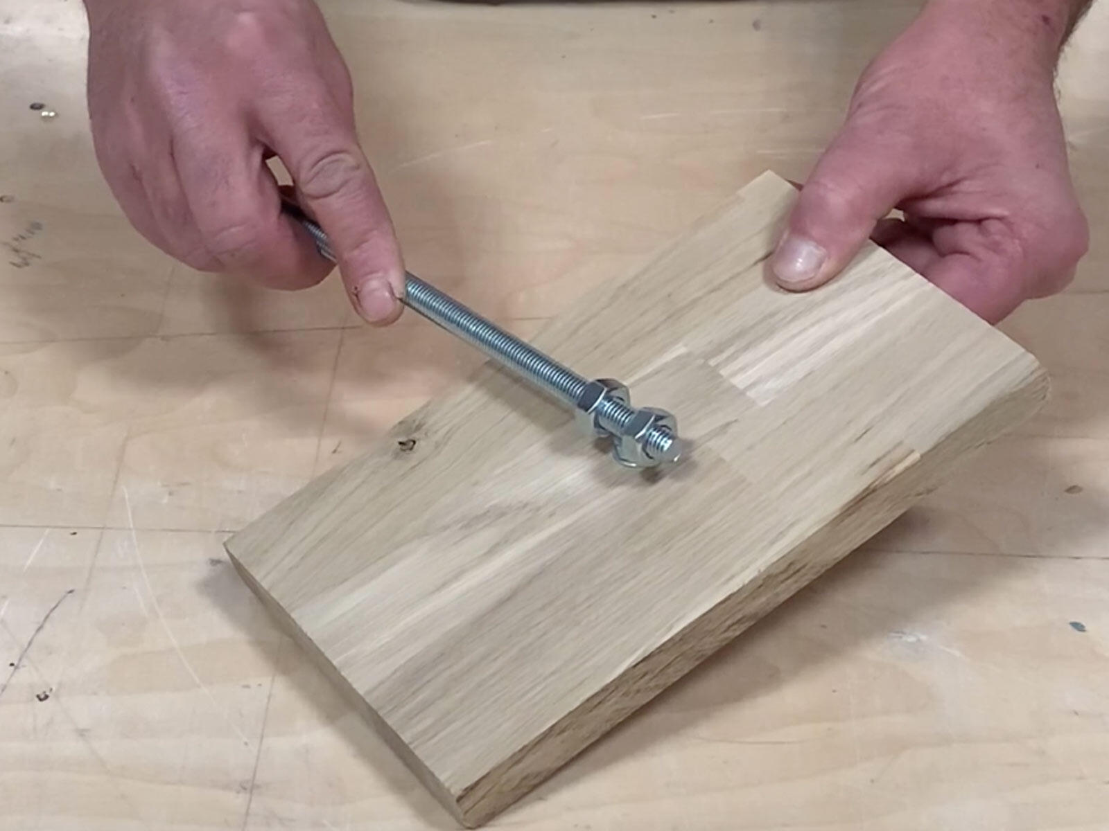 Comment serrer ou desserrer un écrou sans clé ? | Leroy Merlin