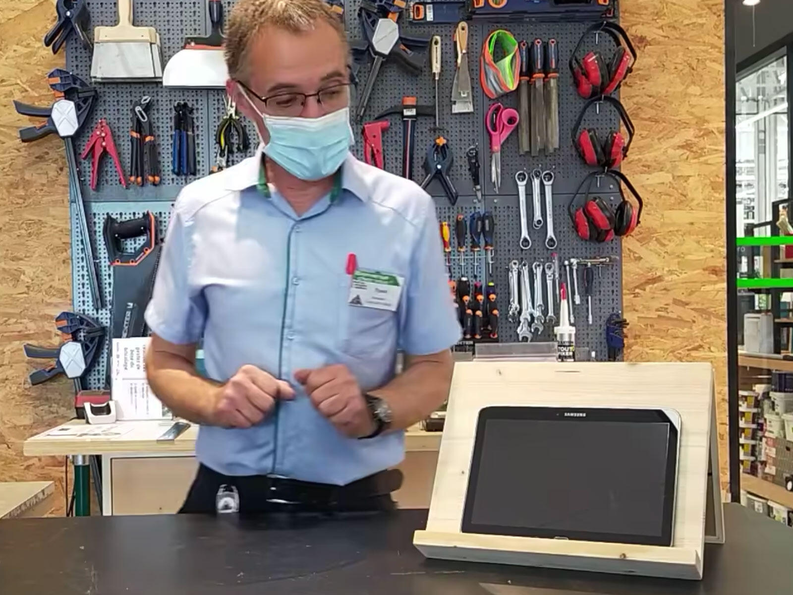 Comment fabriquer un porte-tablette ? | Leroy Merlin