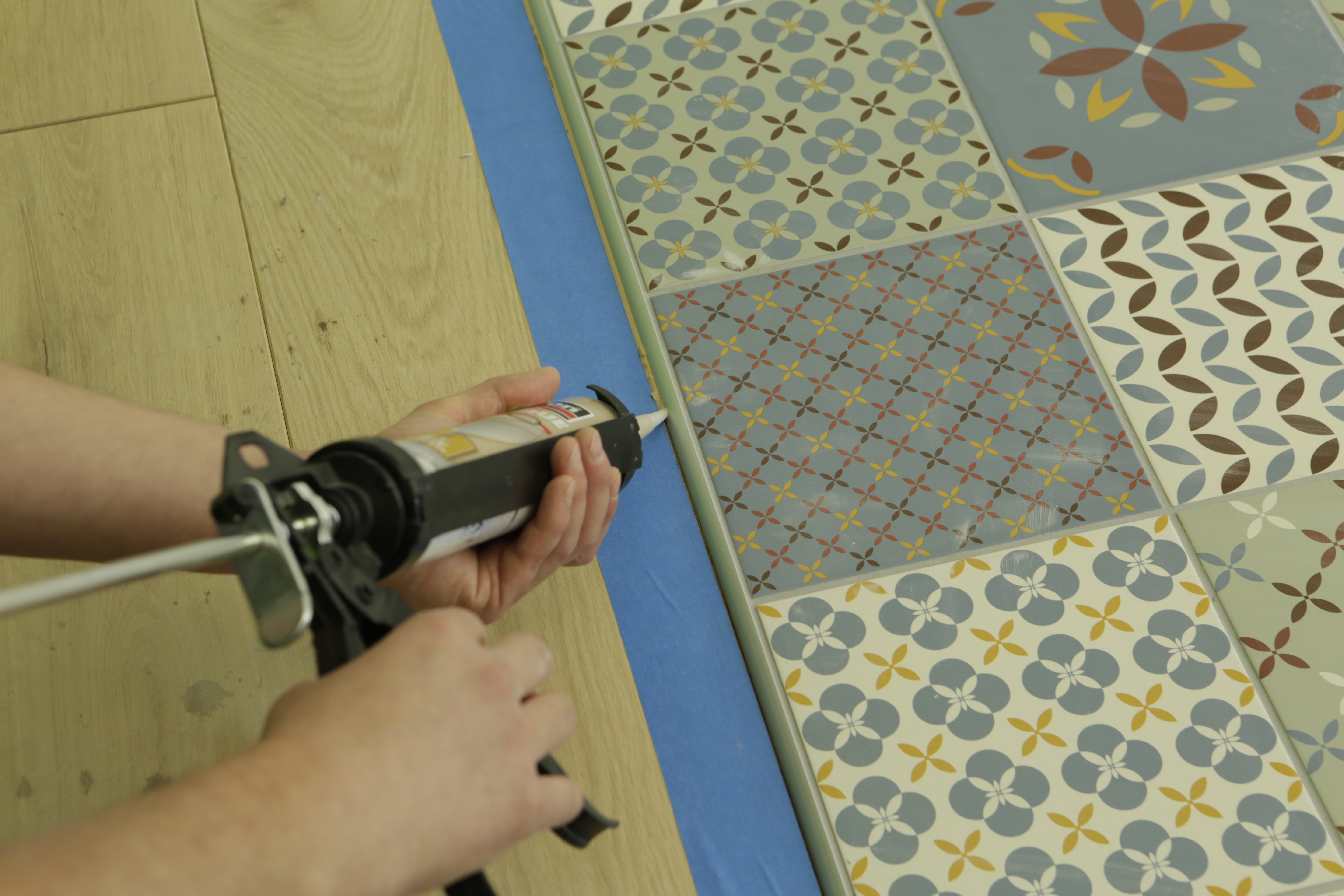 Comment réussir un joint entre un parquet et un carrelage ? | Leroy Merlin