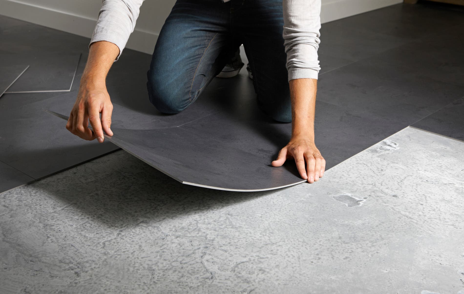 Poser des dalles ou des lames PVC (45 min - 1h) | Leroy Merlin