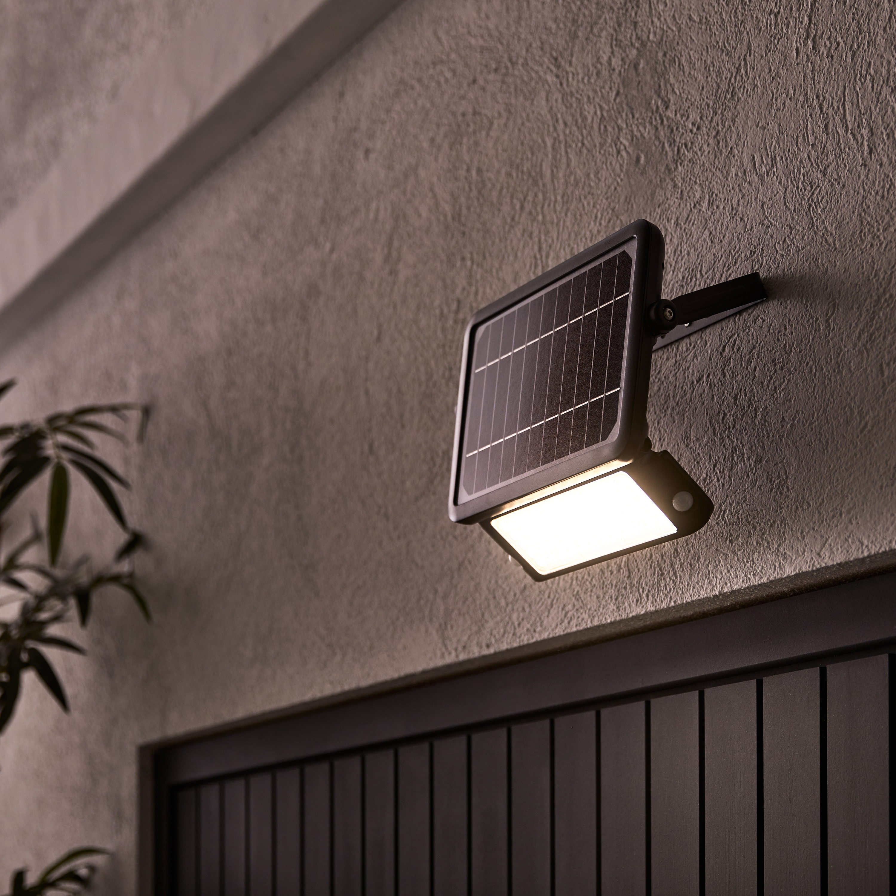 Projecteur avec détecteur solaire Zuzo 1200 Lumen noir INSPIRE | Leroy ...