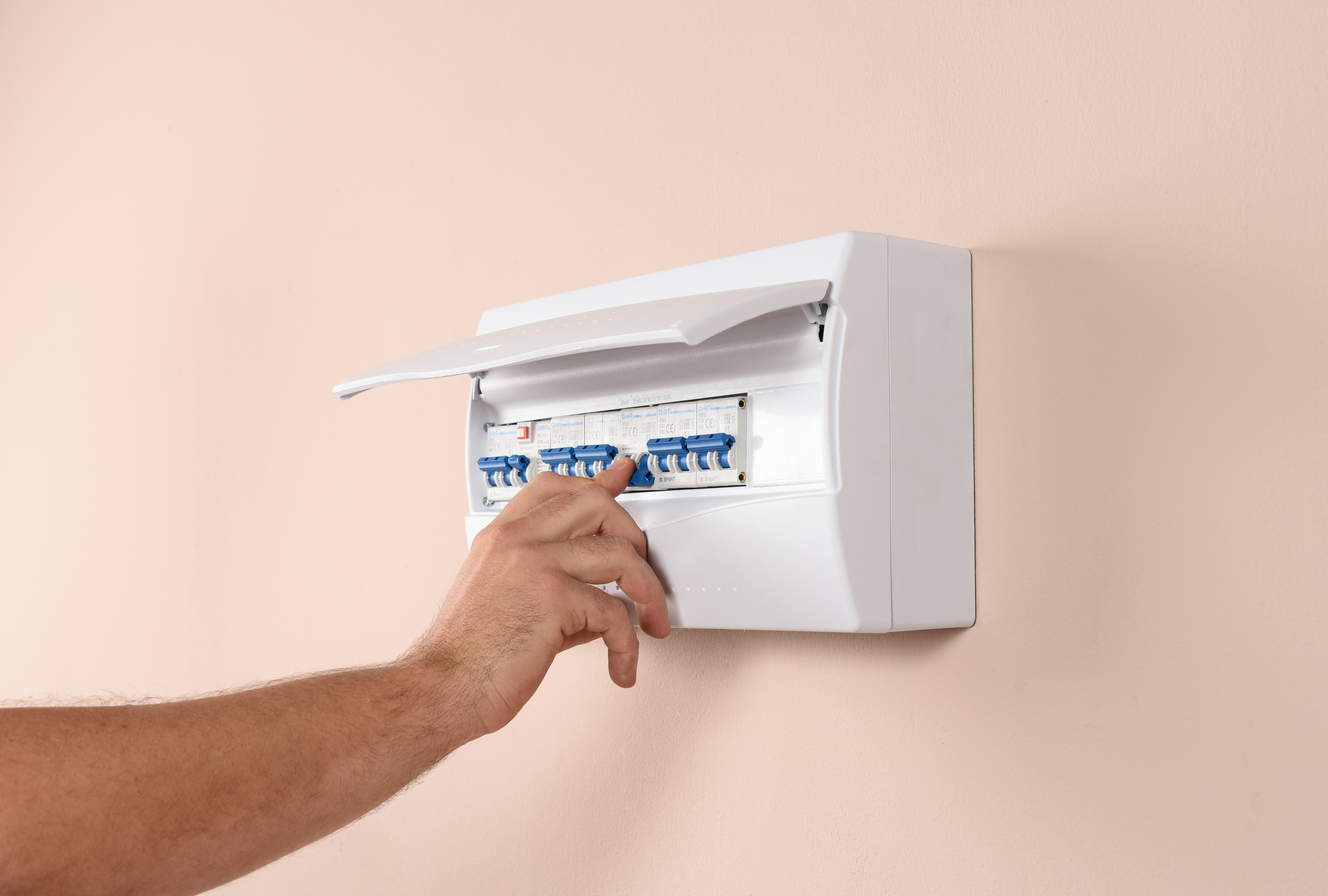 Cuadros eléctricos vacíos y premontados: la base de tu instalación ...