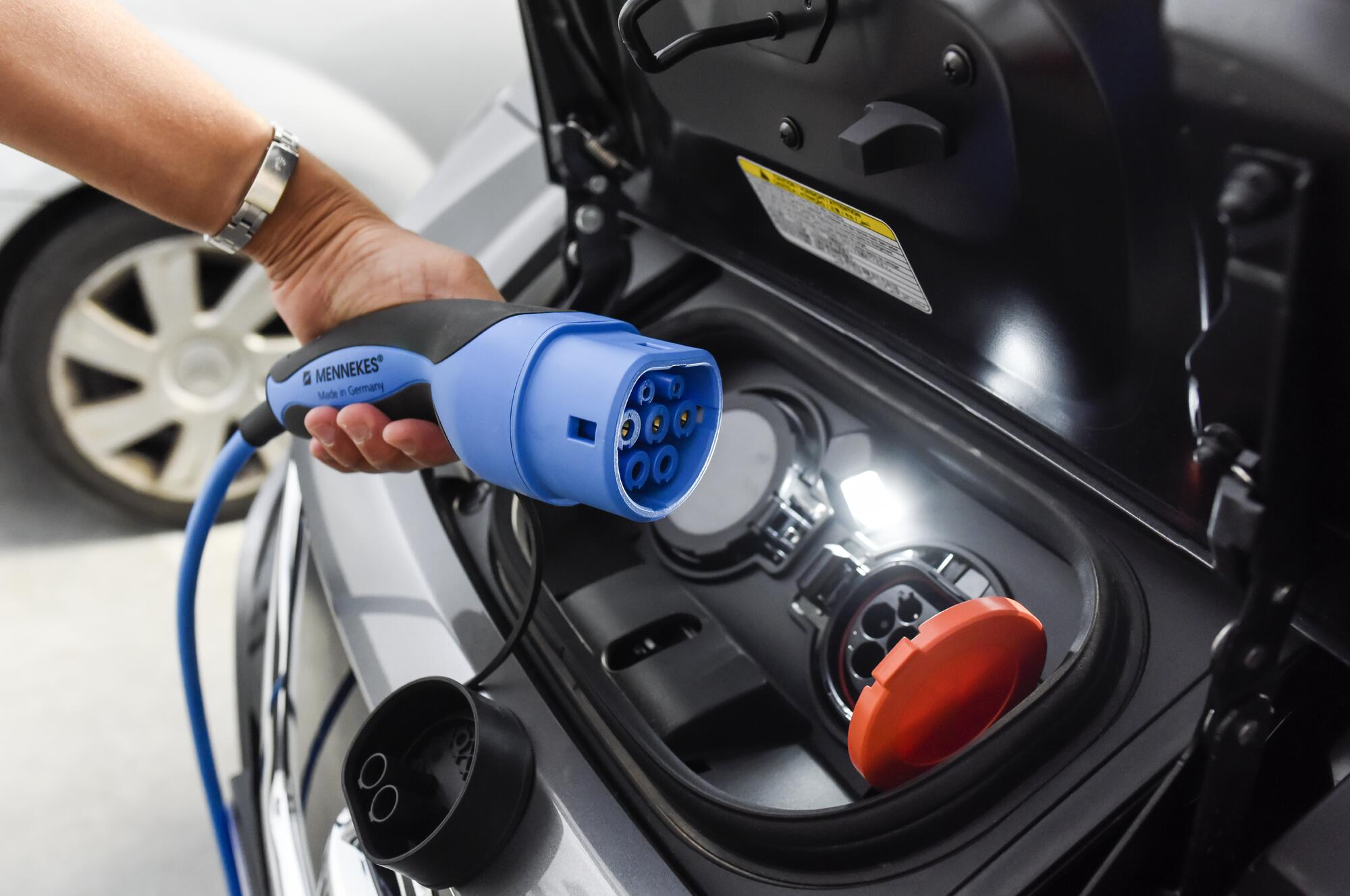 Cargadores de coche eléctricos: qué tipos hay y cuál necesitas | Leroy Merlin