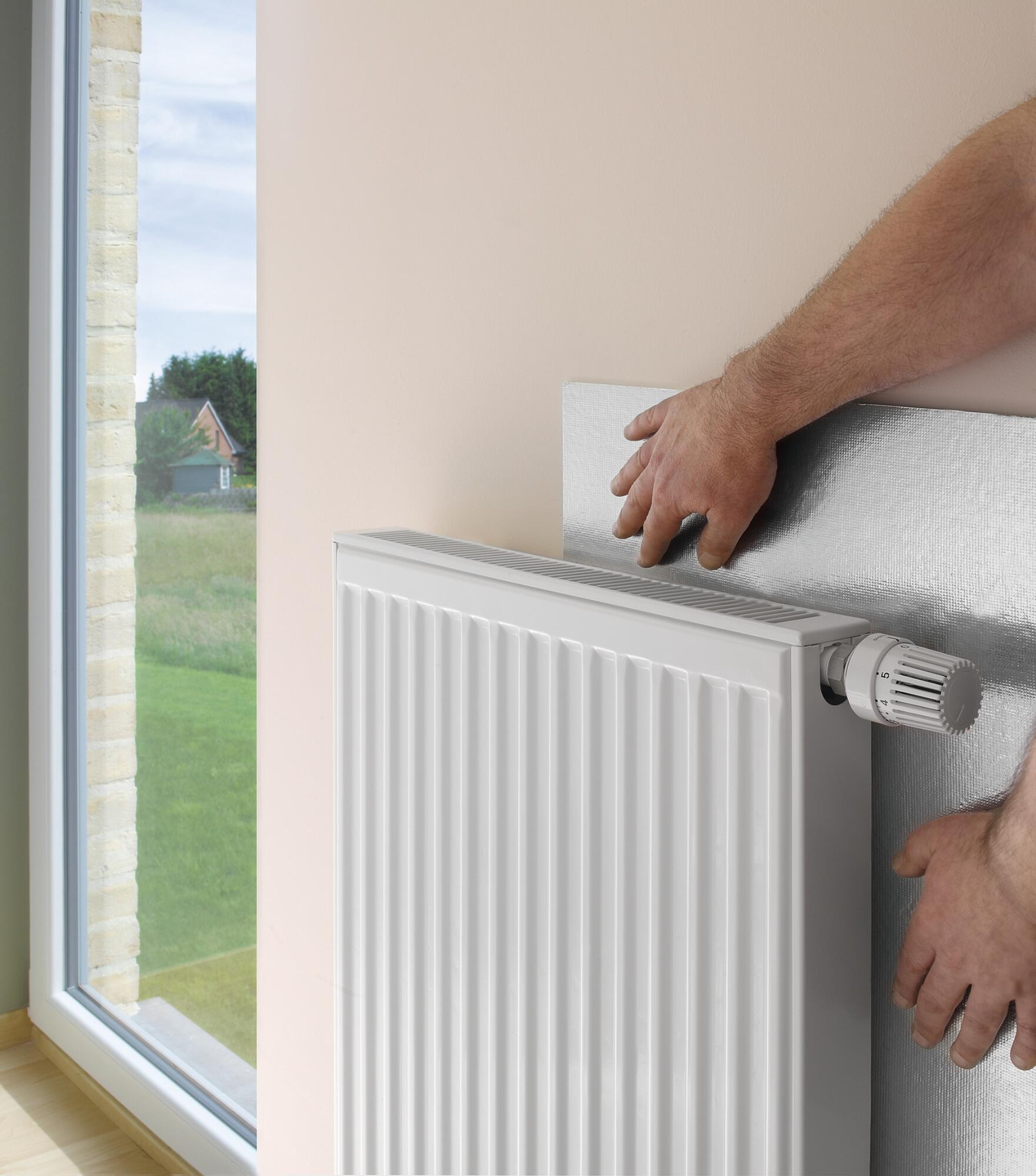 Cómo poner panel reflectante en el radiador | Leroy Merlin