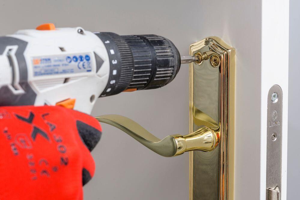 ¿Cómo cambiar la manilla de una puerta? | Leroy Merlin