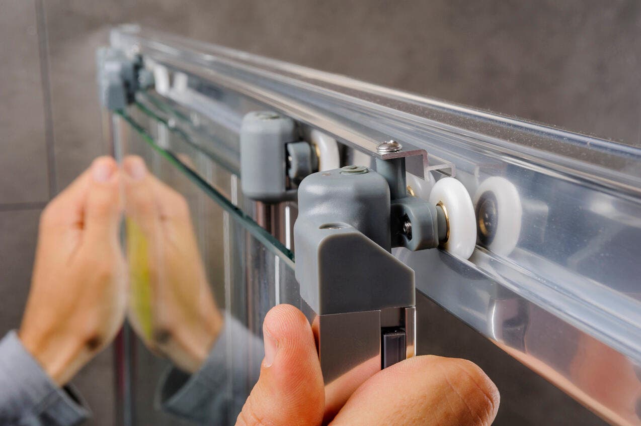 Cómo montar una mampara para la ducha o bañera | Leroy Merlin