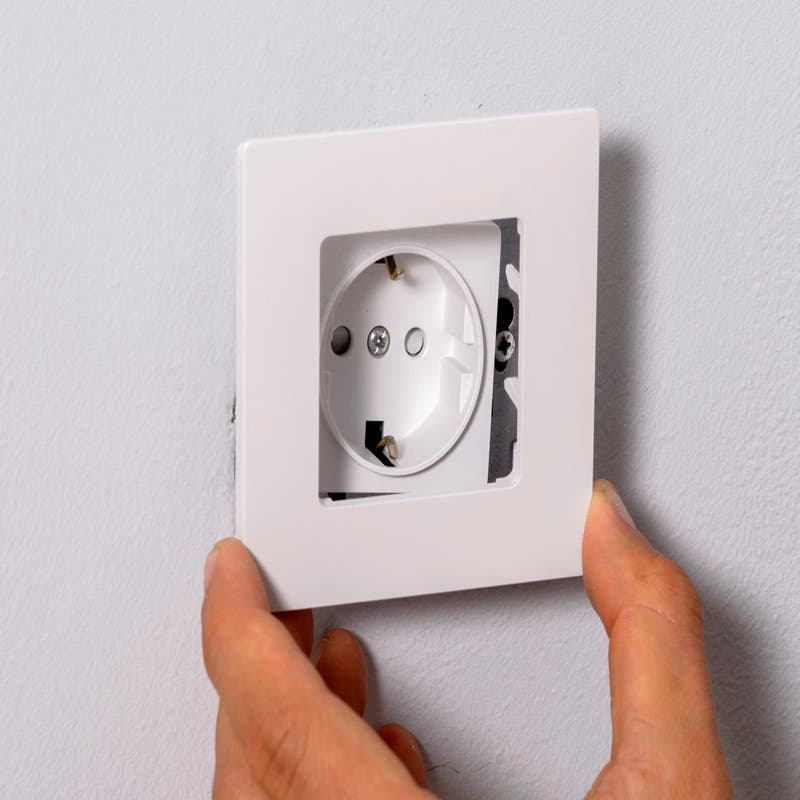 Cómo cambiar el embellecedor de un enchufe | Leroy Merlin