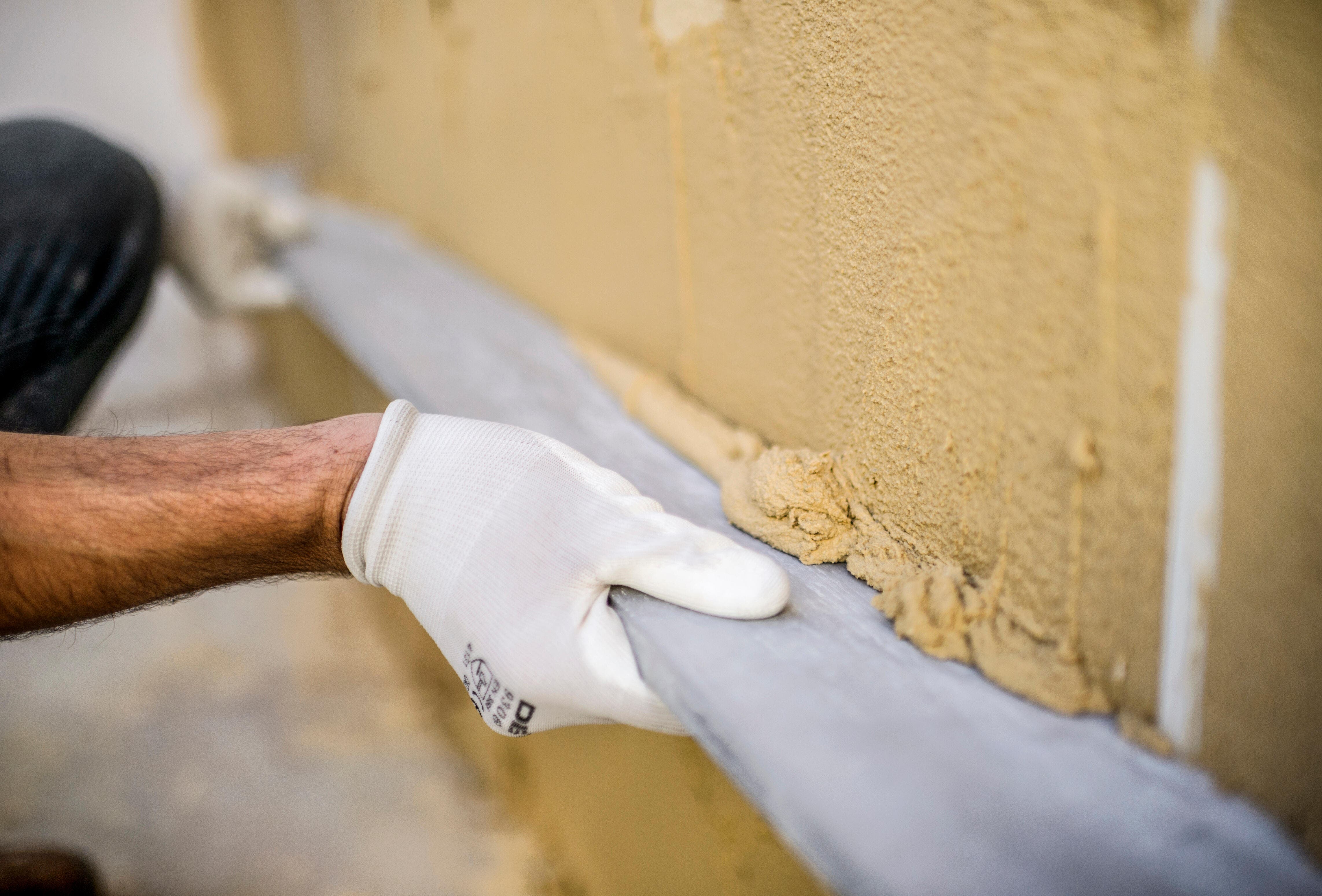 Aplicar mortero monocapa raspado para revestir una fachada | Leroy Merlin