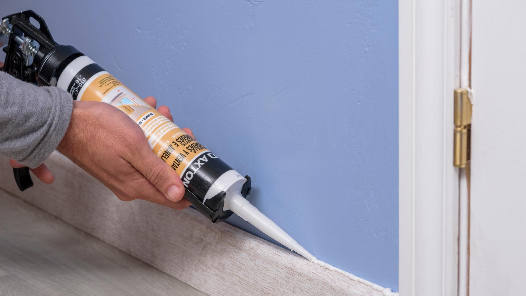 Enmasillar molduras y rodapiés | Leroy Merlin