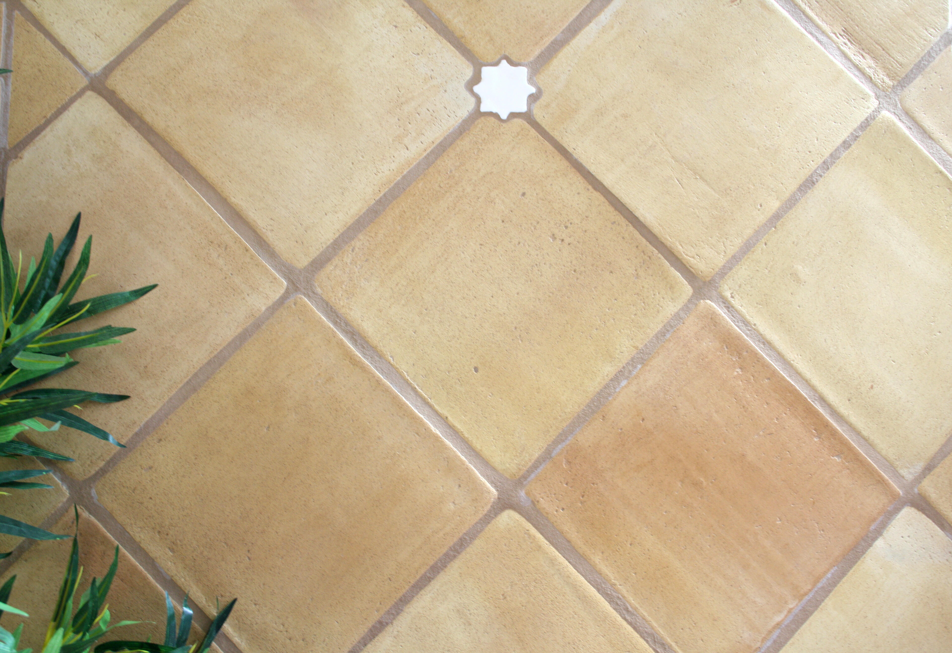 Cómo reparar una baldosa si le falta un trozo | Leroy Merlin