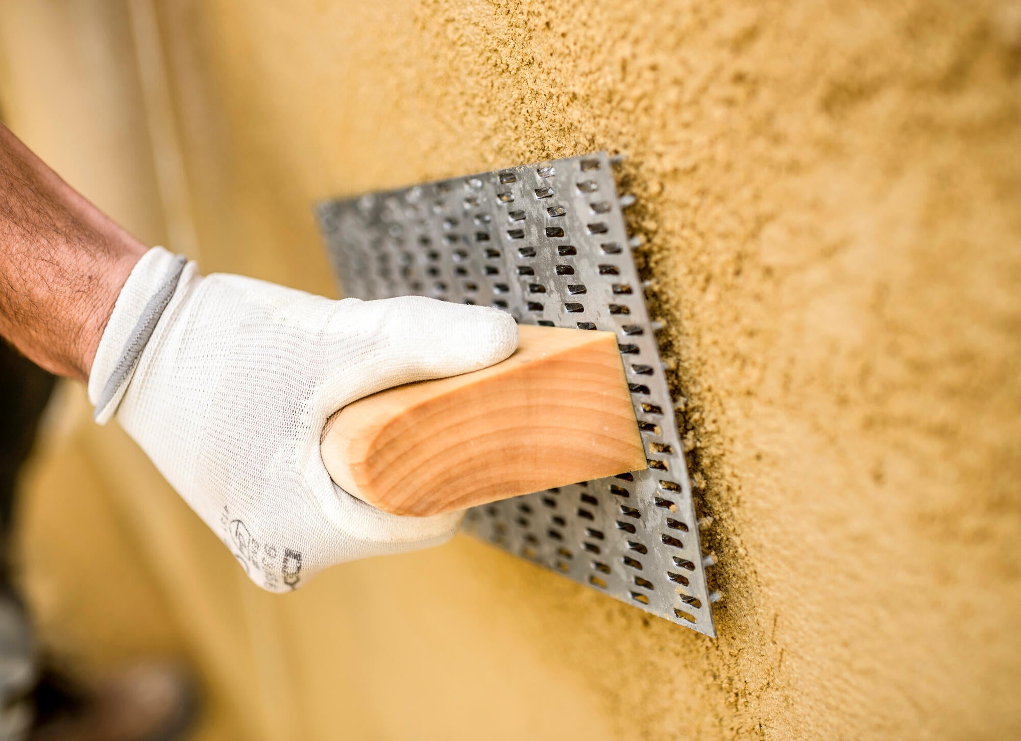 Aplicar mortero monocapa raspado para revestir una fachada | Leroy Merlin