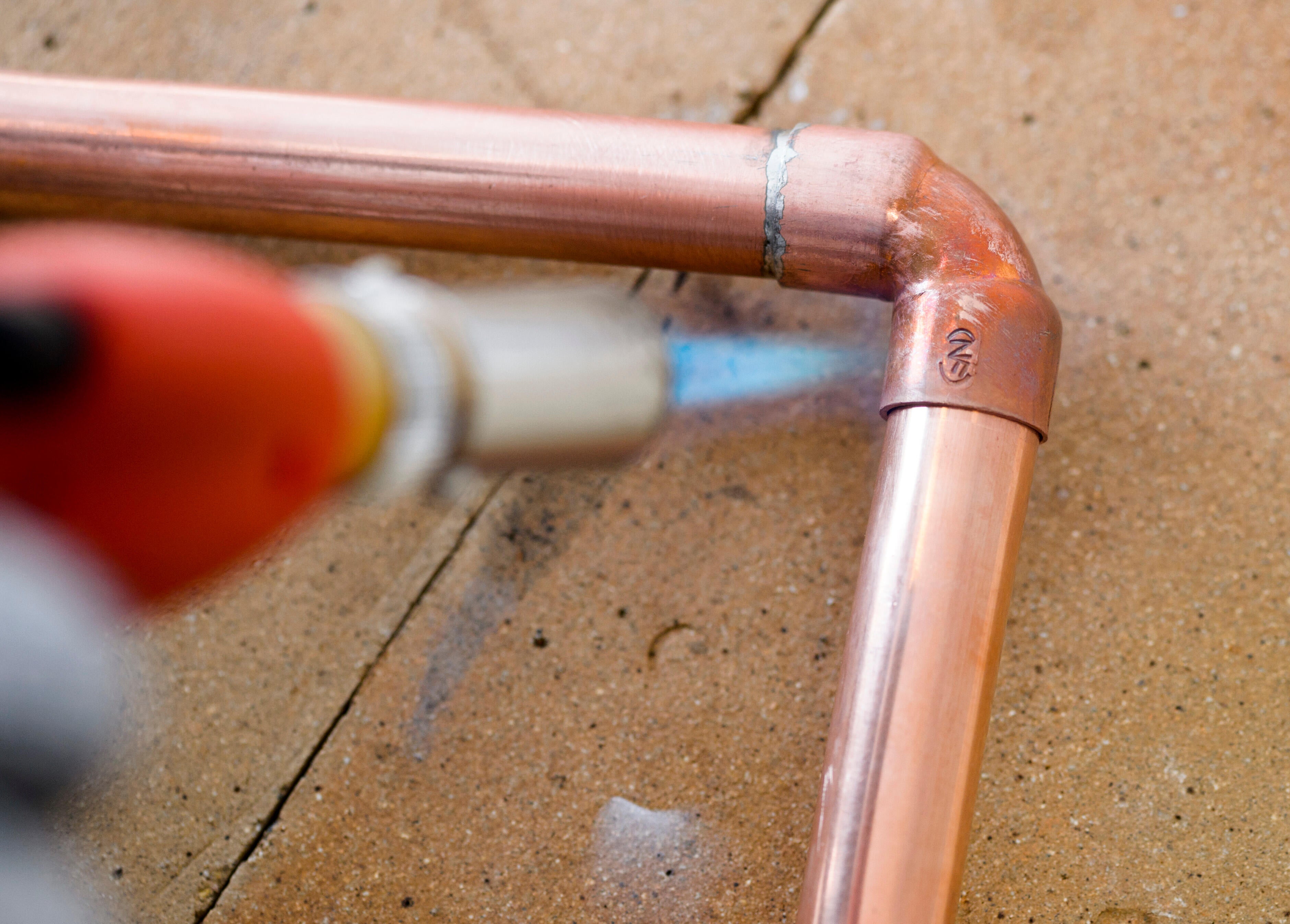 Cómo soldar piezas de cobre | Leroy Merlin