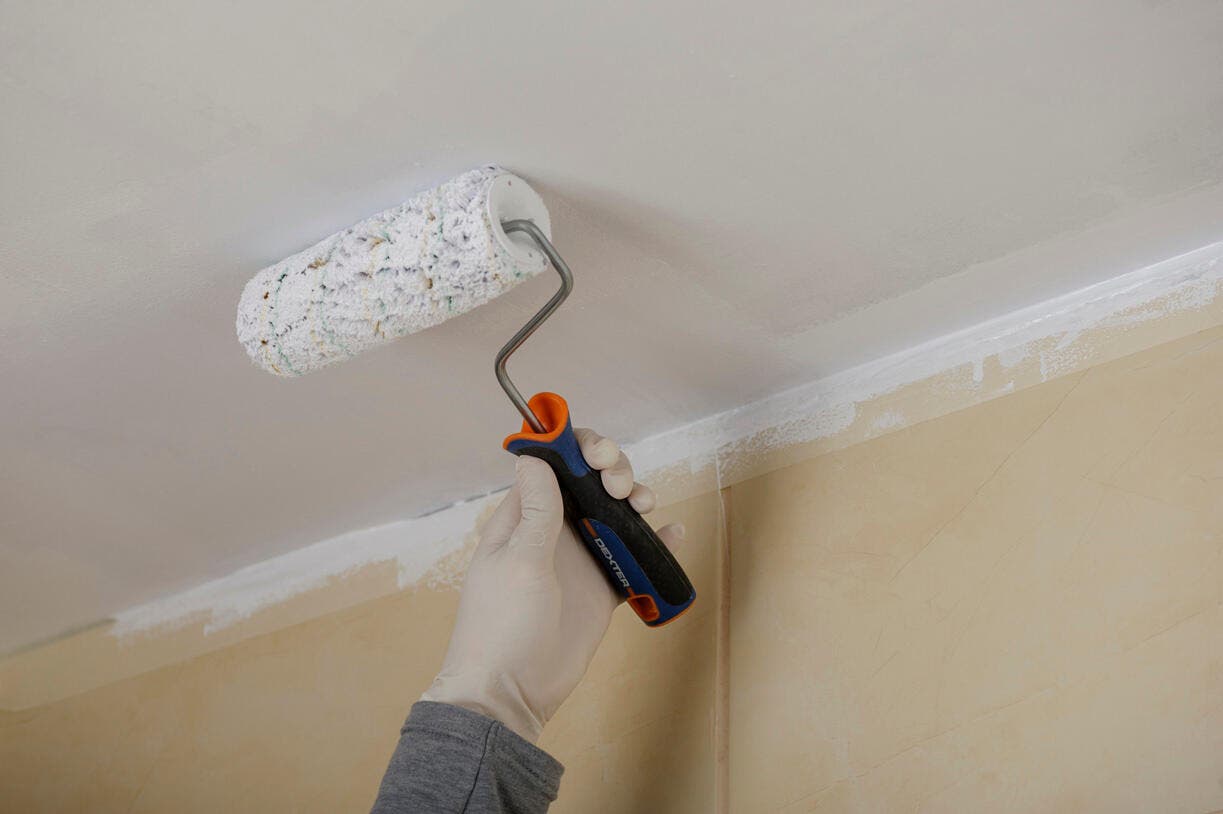 Cómo pintar el techo de los baños y la cocina | Leroy Merlin