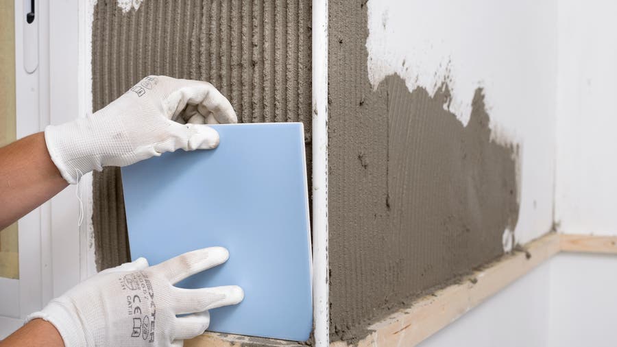 Cómo alicatar sobre un alicatado en tu baño o cocina | Leroy Merlin