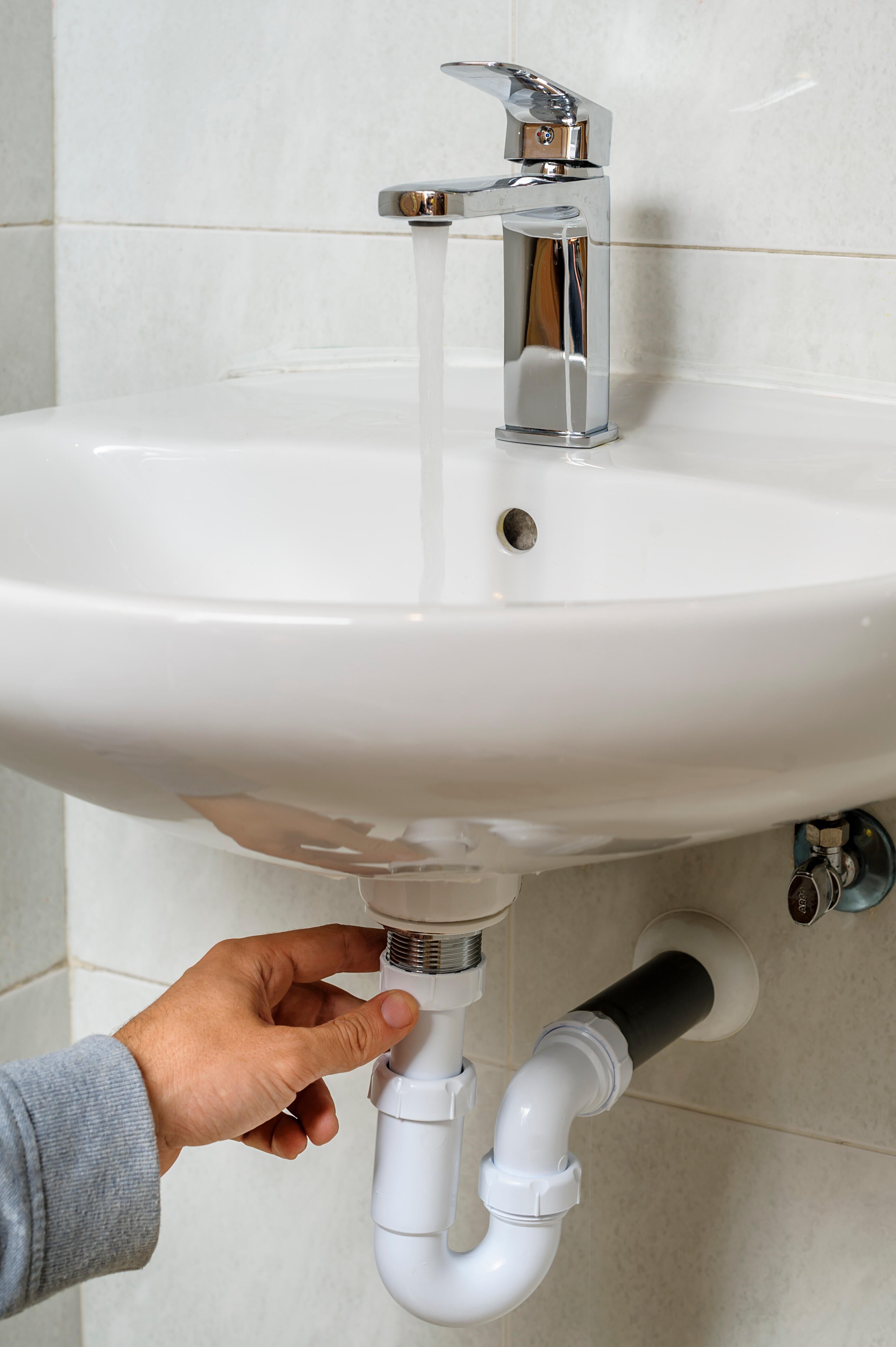 Coloca un desagüe en el lavabo | Leroy Merlin