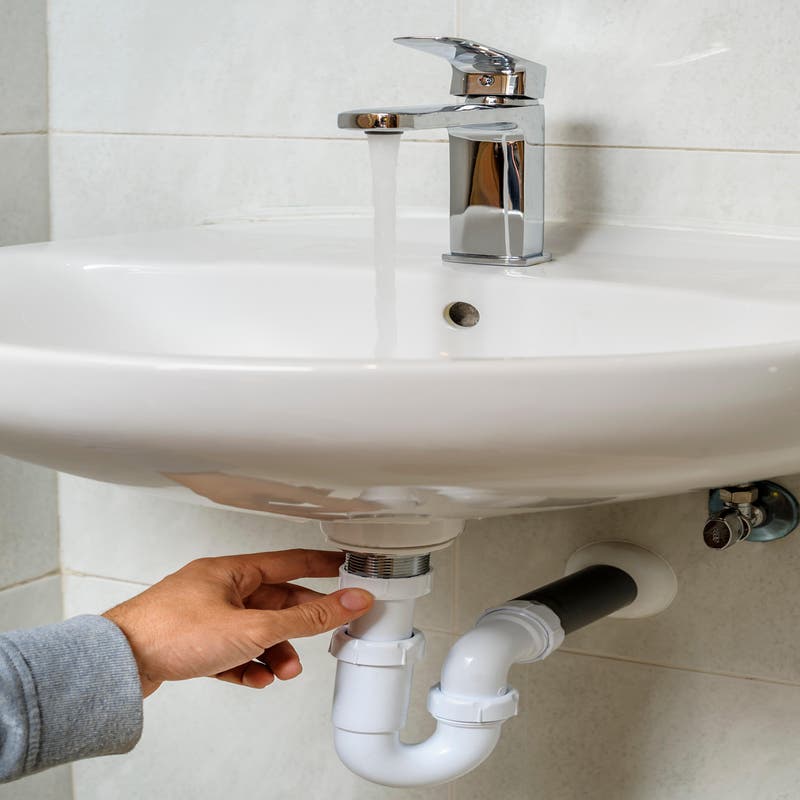 Coloca un desagüe en el lavabo | Leroy Merlin