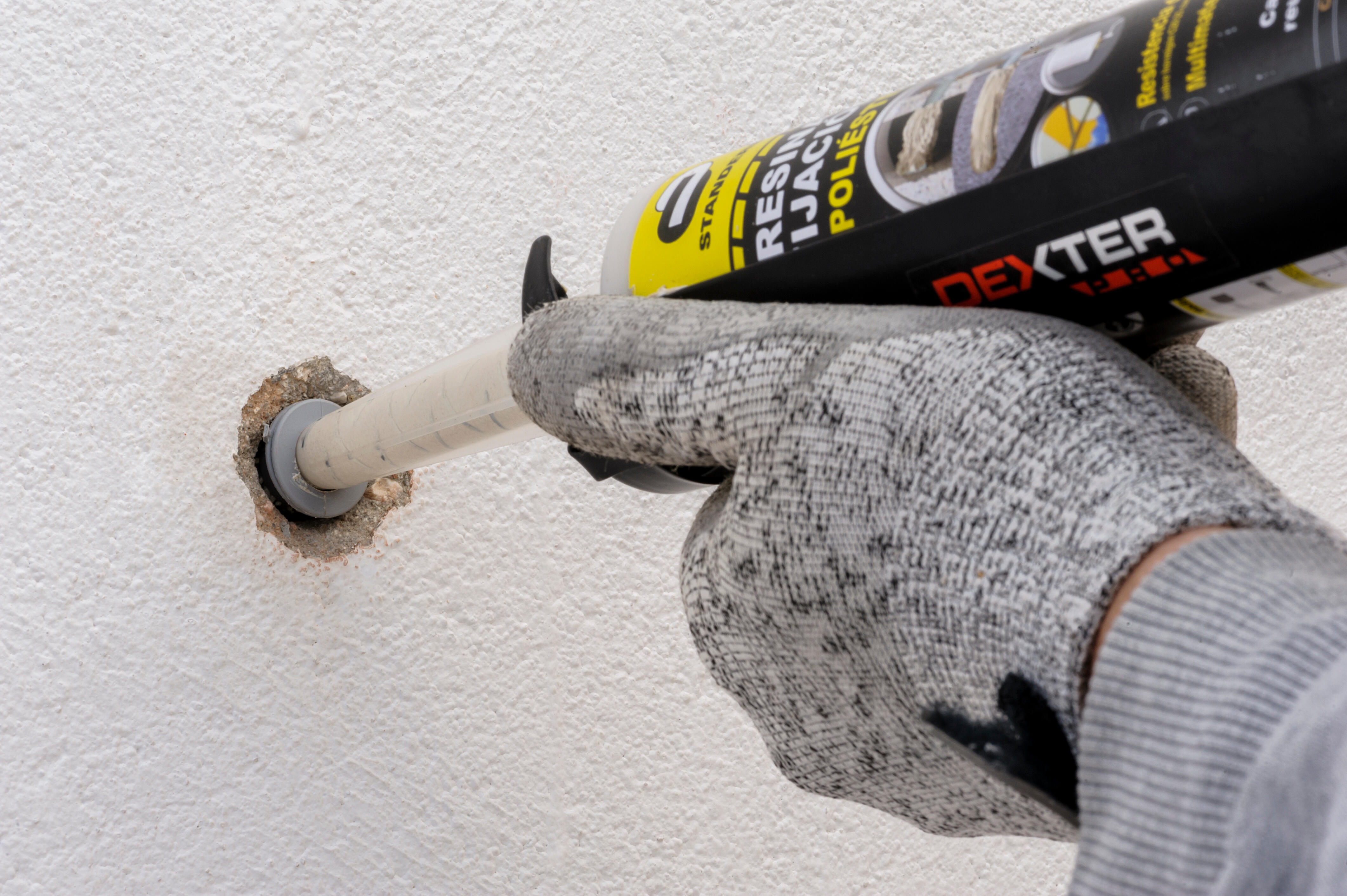 Cómo colocar un taco químico | Leroy Merlin