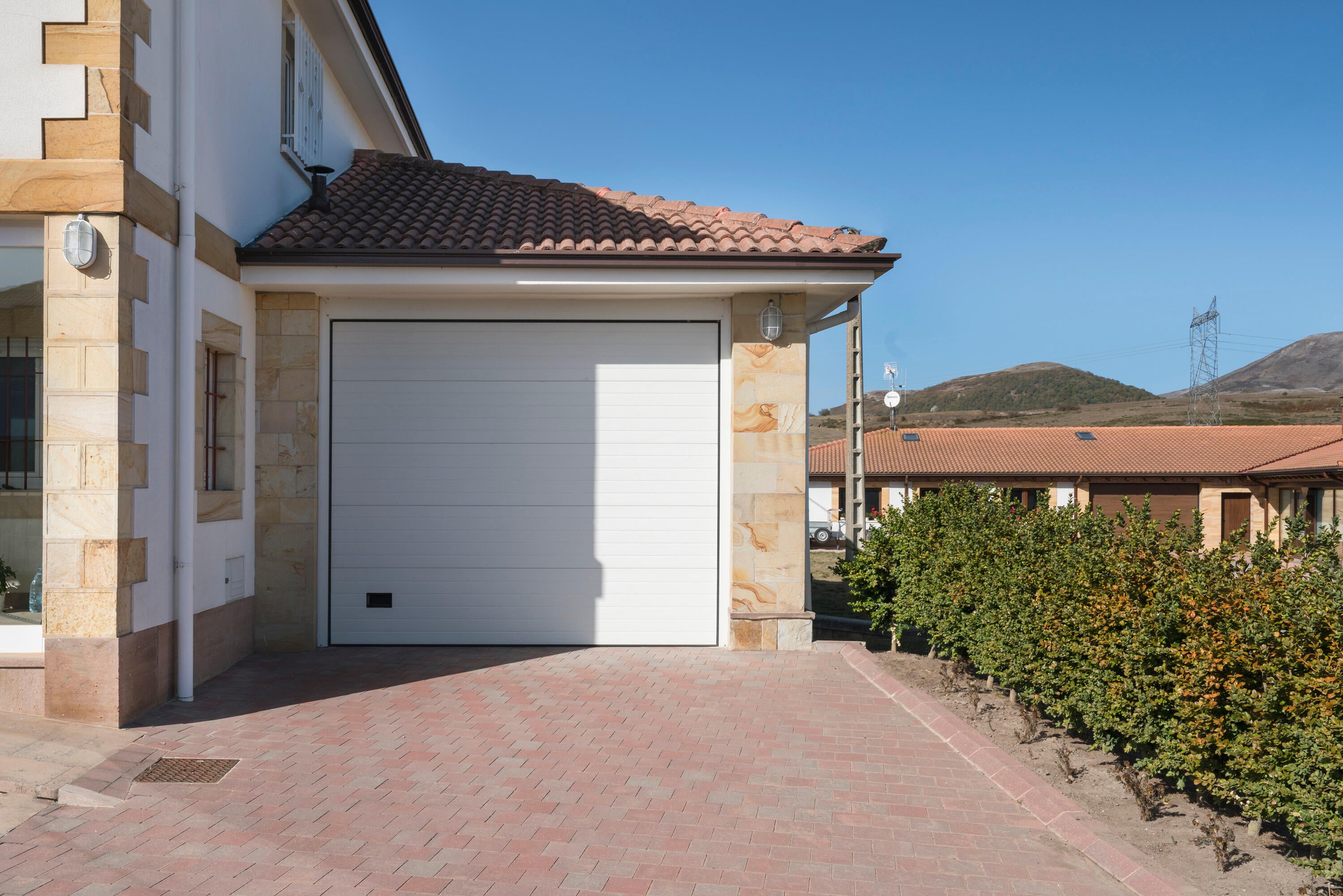 La puerta del garaje: así mejoras su seguridad | Leroy Merlin