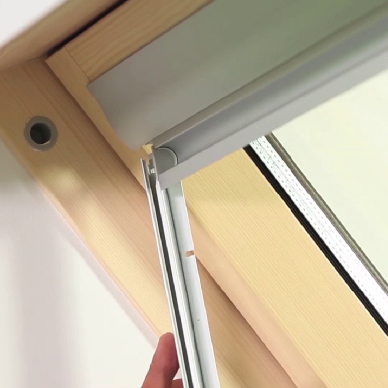 Cómo instalar un estor para ventana de techo | Leroy Merlin
