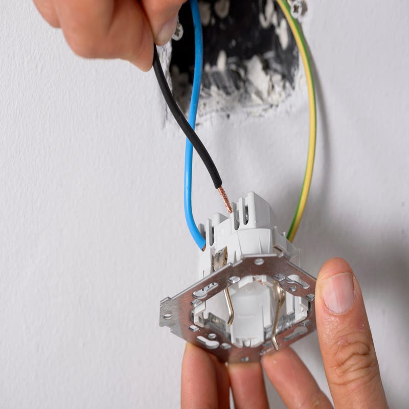 Cómo cambiar el embellecedor de un enchufe | Leroy Merlin