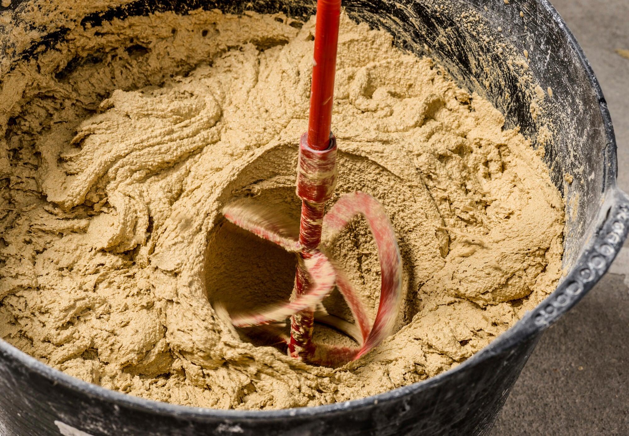 Aplicar mortero monocapa raspado para revestir una fachada | Leroy Merlin