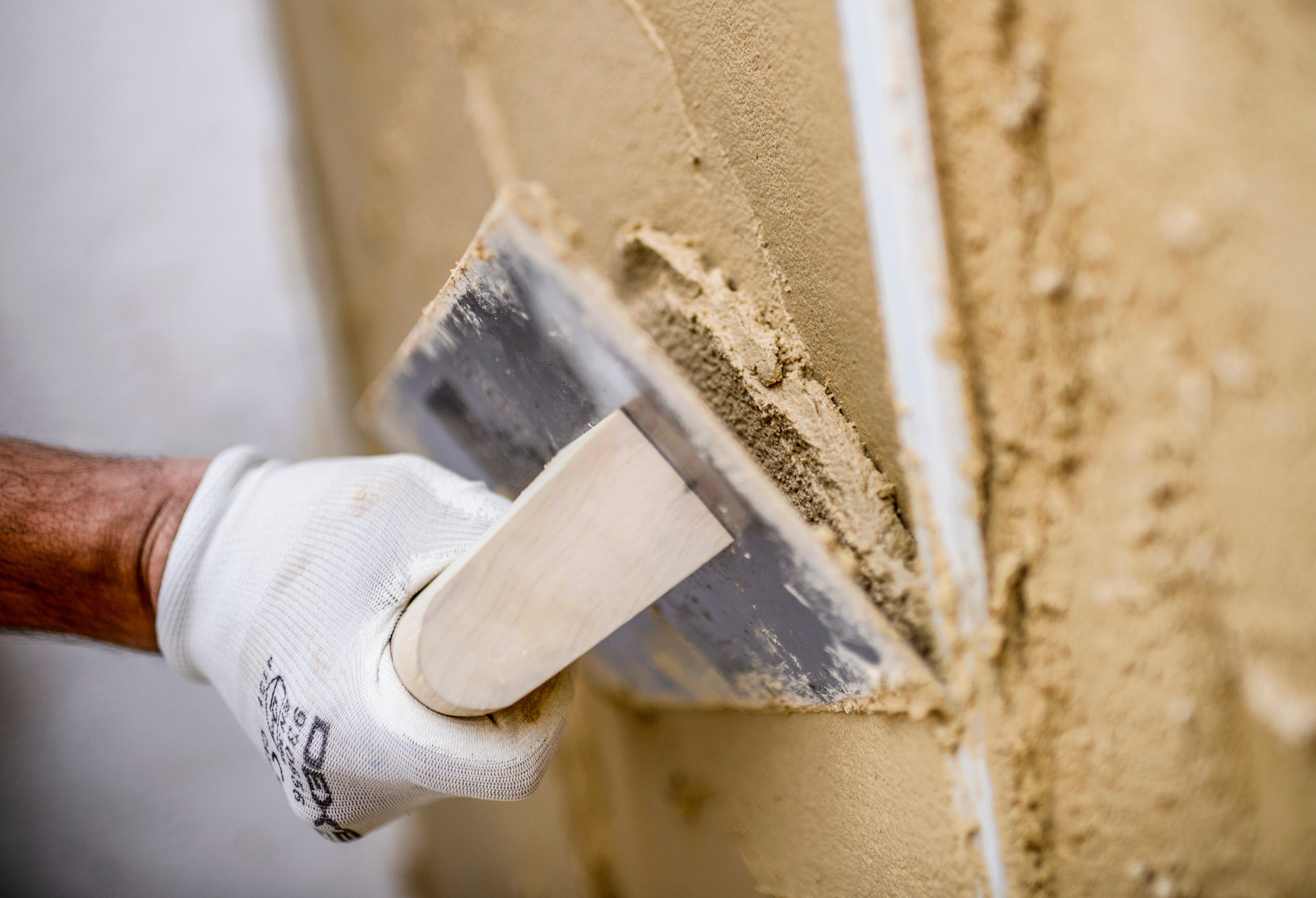Aplicar mortero monocapa raspado para revestir una fachada | Leroy Merlin