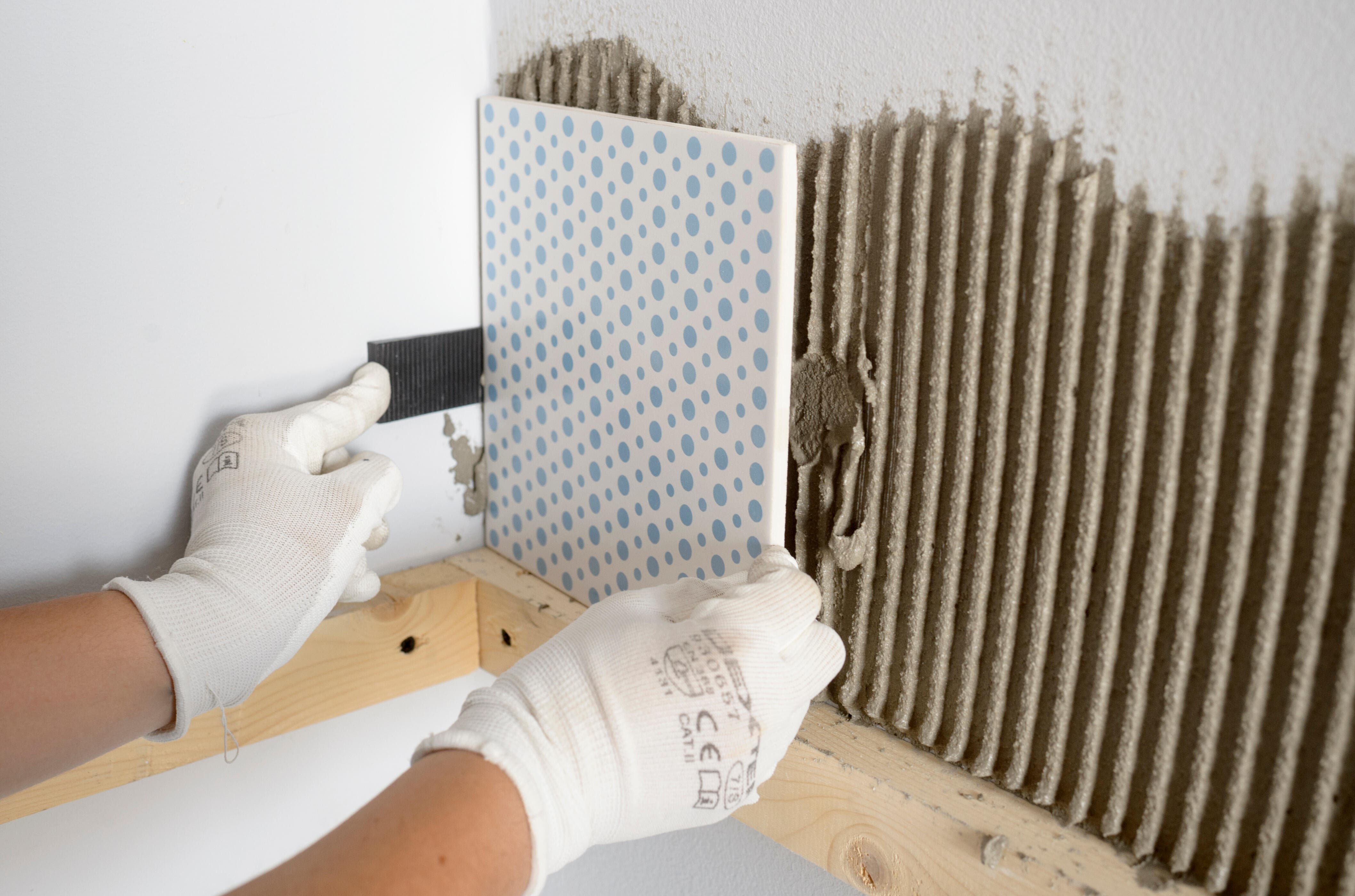 Cómo alicatar paredes con azulejos | Leroy Merlin