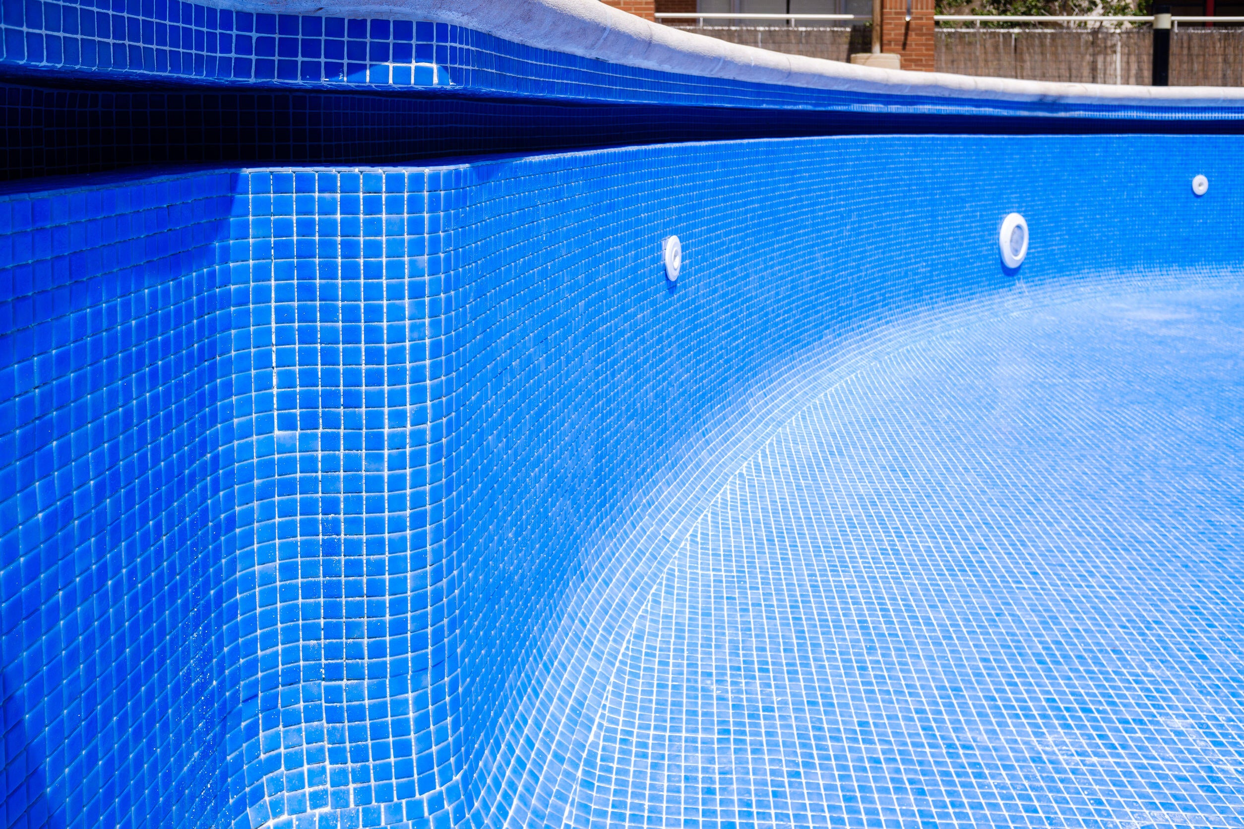 Cómo colocar gresite en tu piscina paso a paso | Leroy Merlin