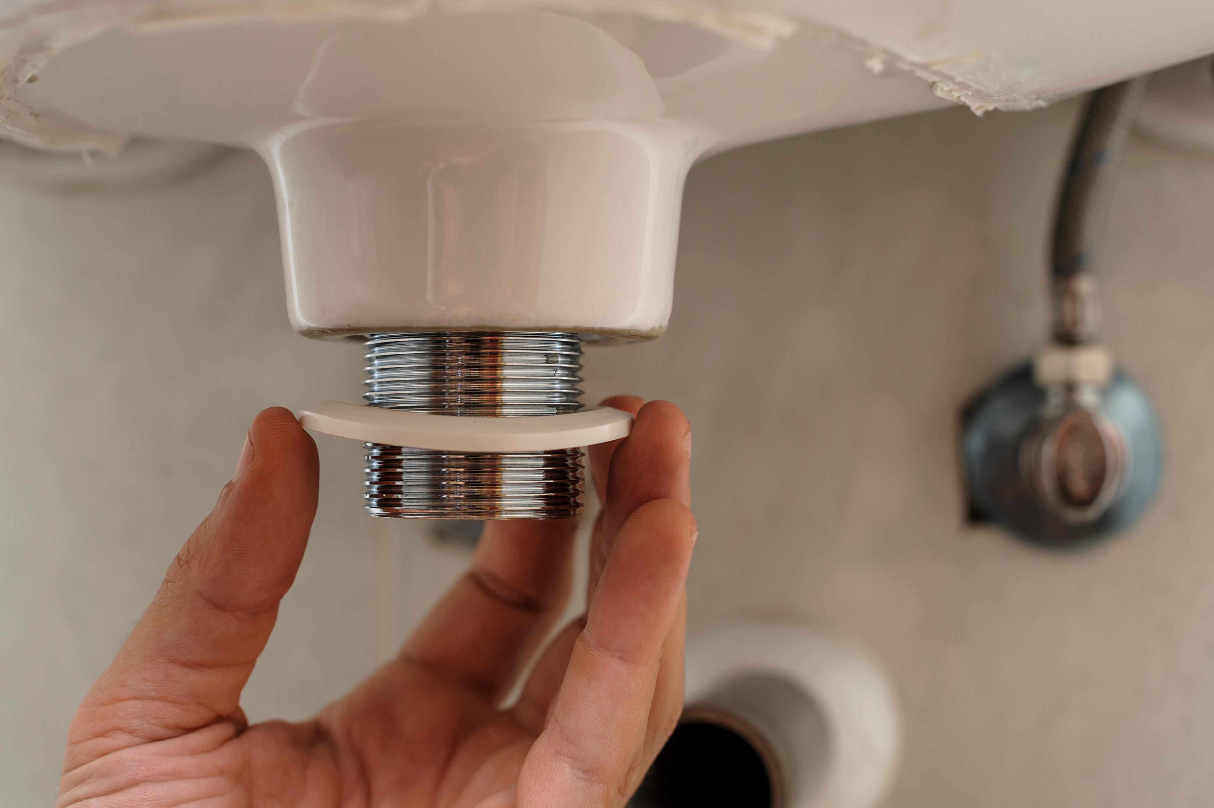 Coloca un desagüe en el lavabo | Leroy Merlin