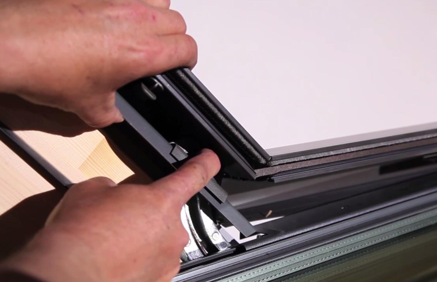 Cómo instalar una persiana en ventana de techo | Leroy Merlin