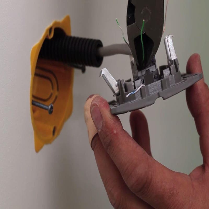 ¿Cómo instalar una toma de red RJ45? | Leroy Merlin